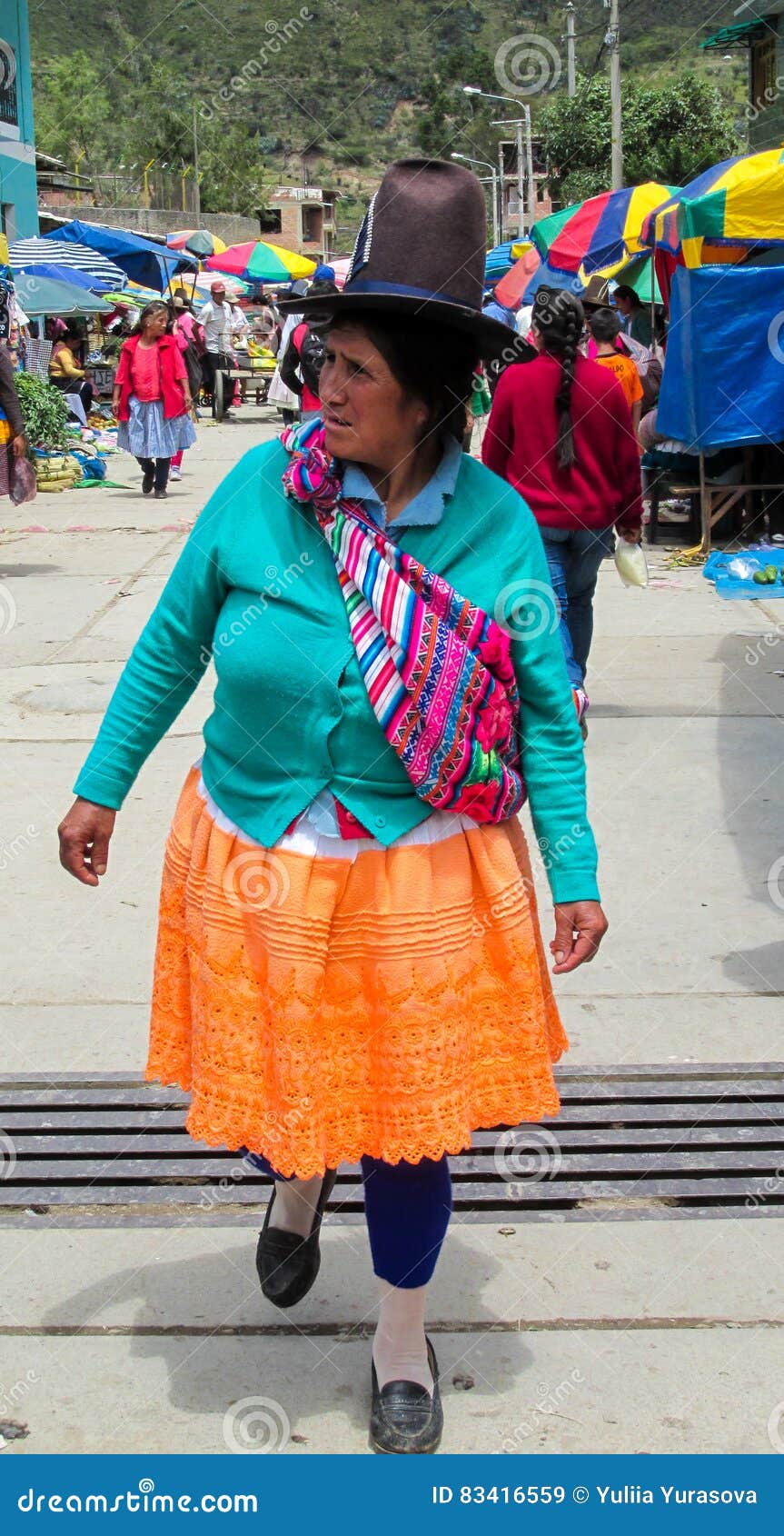 Mujer Tradicionalmente Vestida De Los Peruvian Imagen de archivo ...