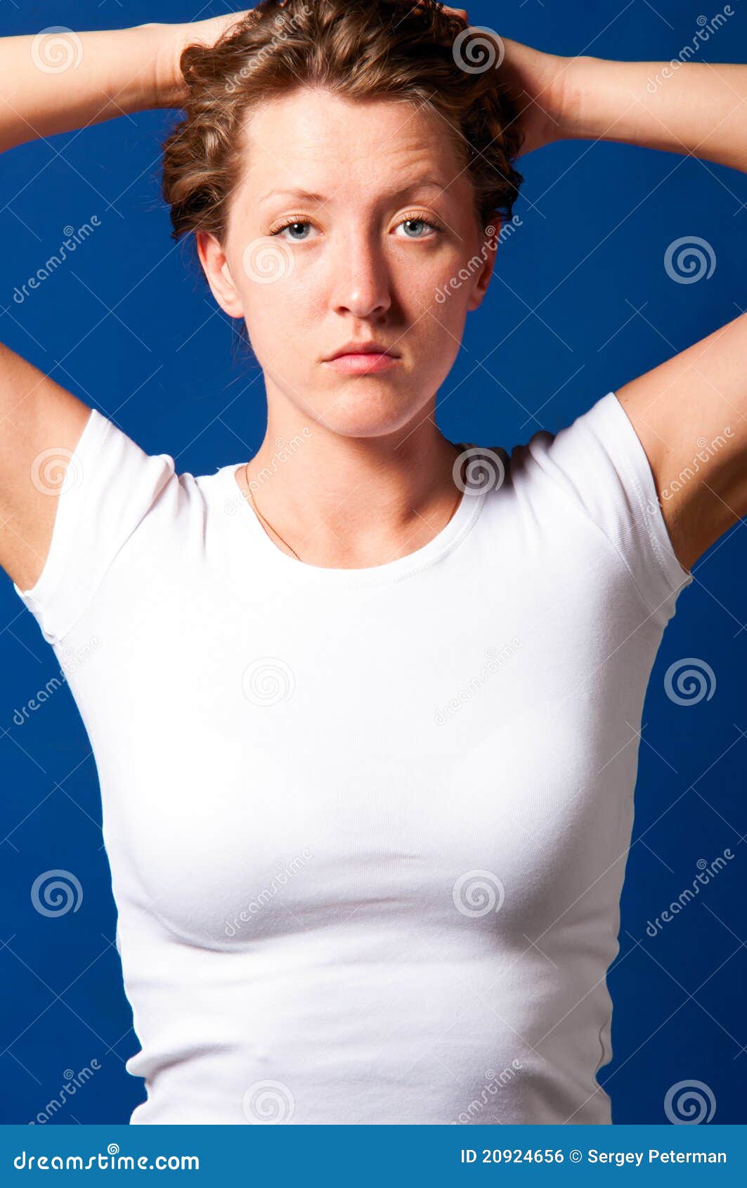 Mujer tranquila foto de archivo. Imagen de sereno, estudio - 20924656