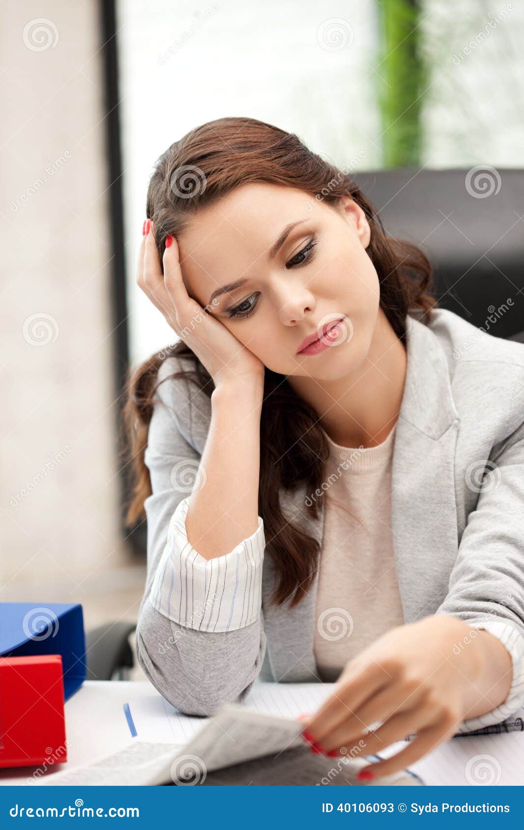 Mujer Tranquila Con El Libro Imagen de archivo - Imagen de tendiente ...
