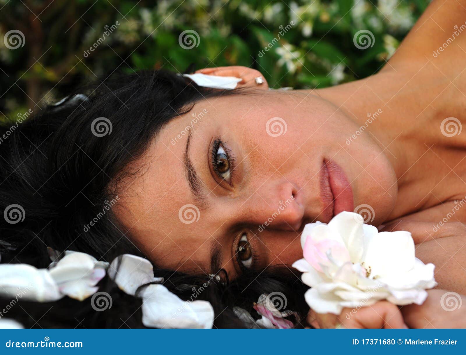 Mujer Tranquila De La Imagen Con Una Flor Foto de archivo - Imagen de ...