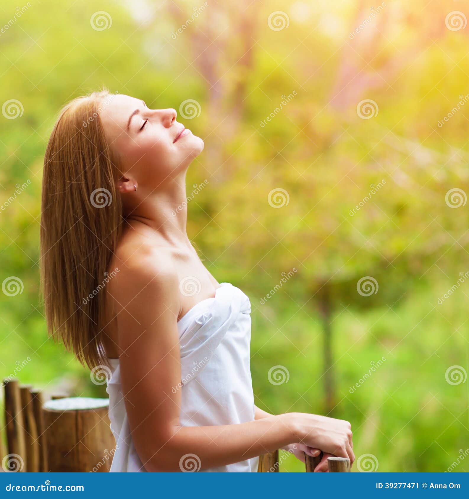 Mujer tranquila en terraza imagen de archivo. Imagen de sano - 39277471