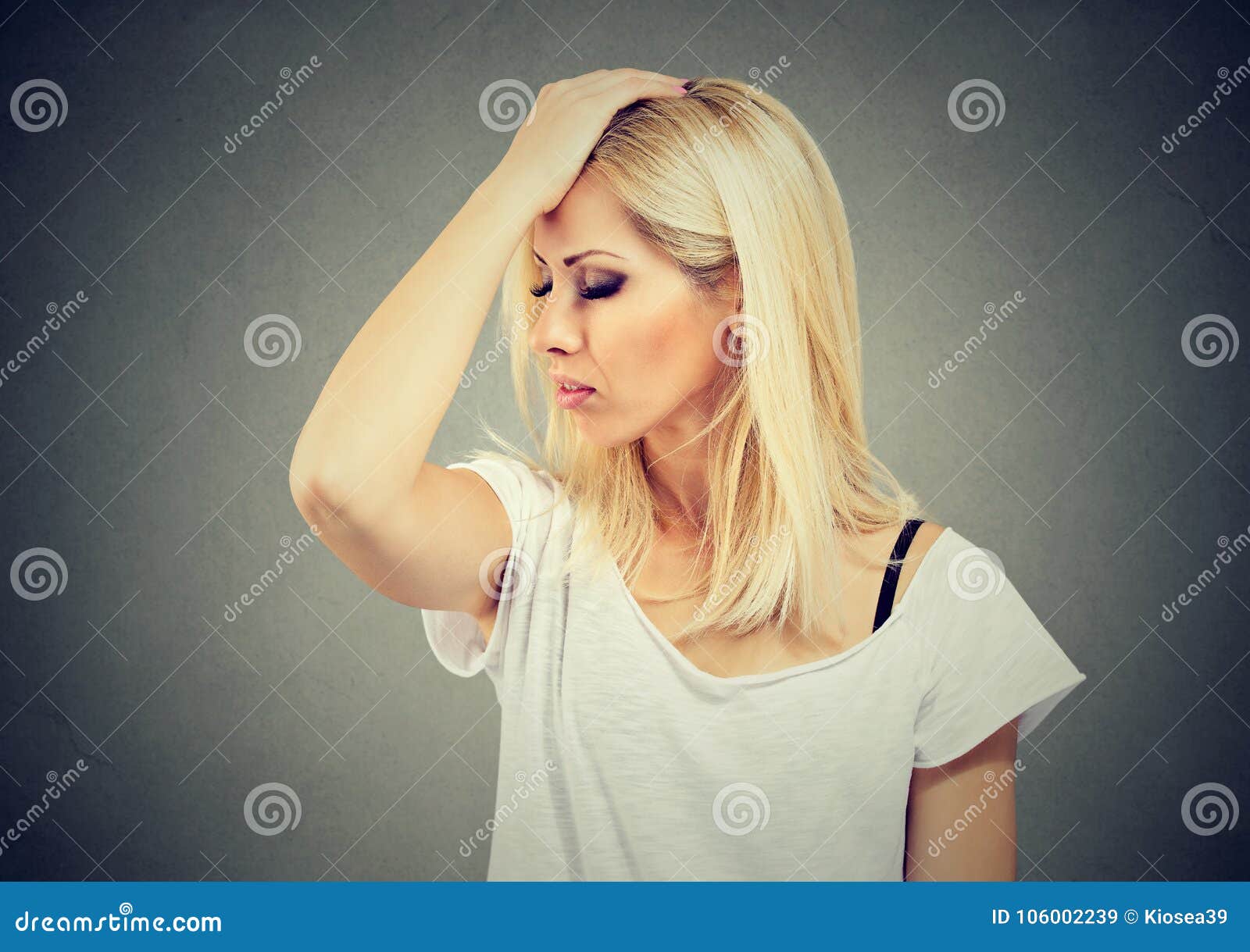 Mujer Triste Descuidada Que Parece Desesperada Imagen de archivo ...