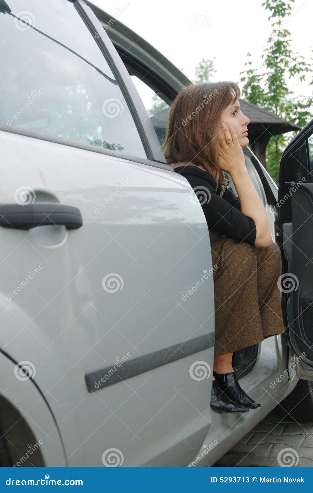 Mujer triste en coche imagen de archivo. Imagen de triste - 5293713