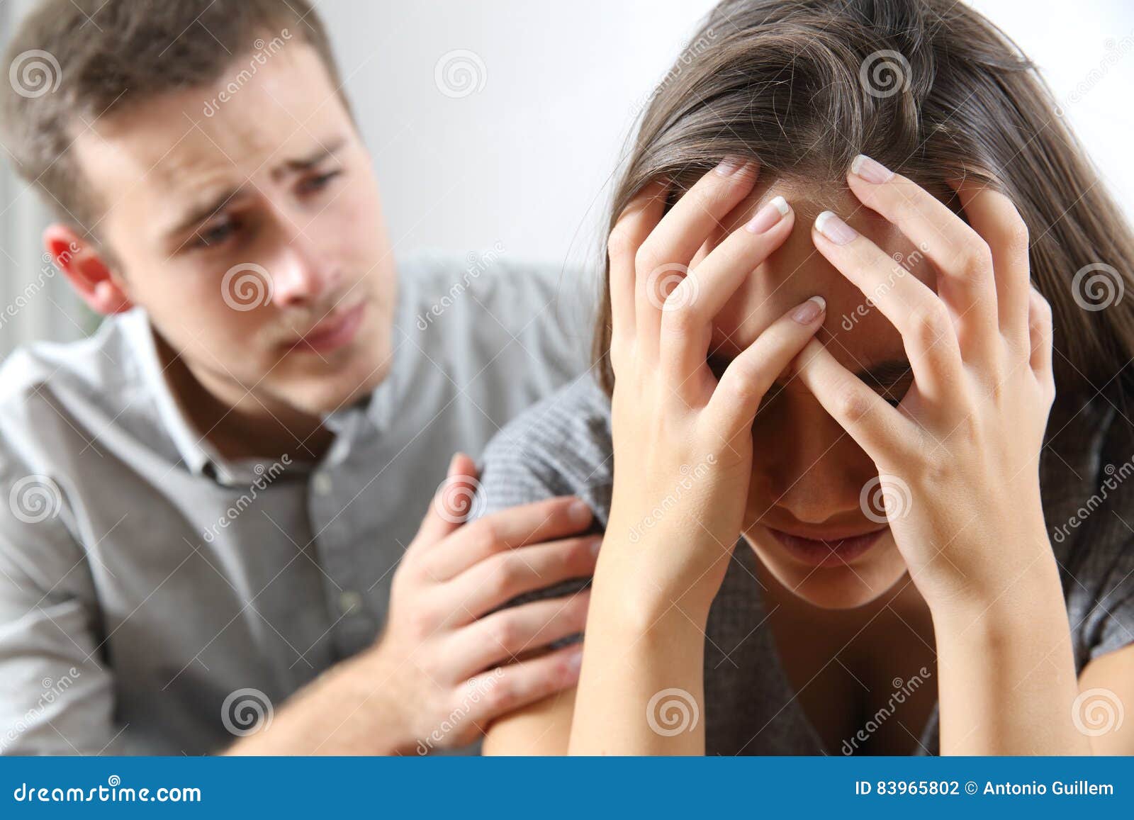 Mujer Triste Y El Confortar Del Amigo Foto de archivo - Imagen de ...