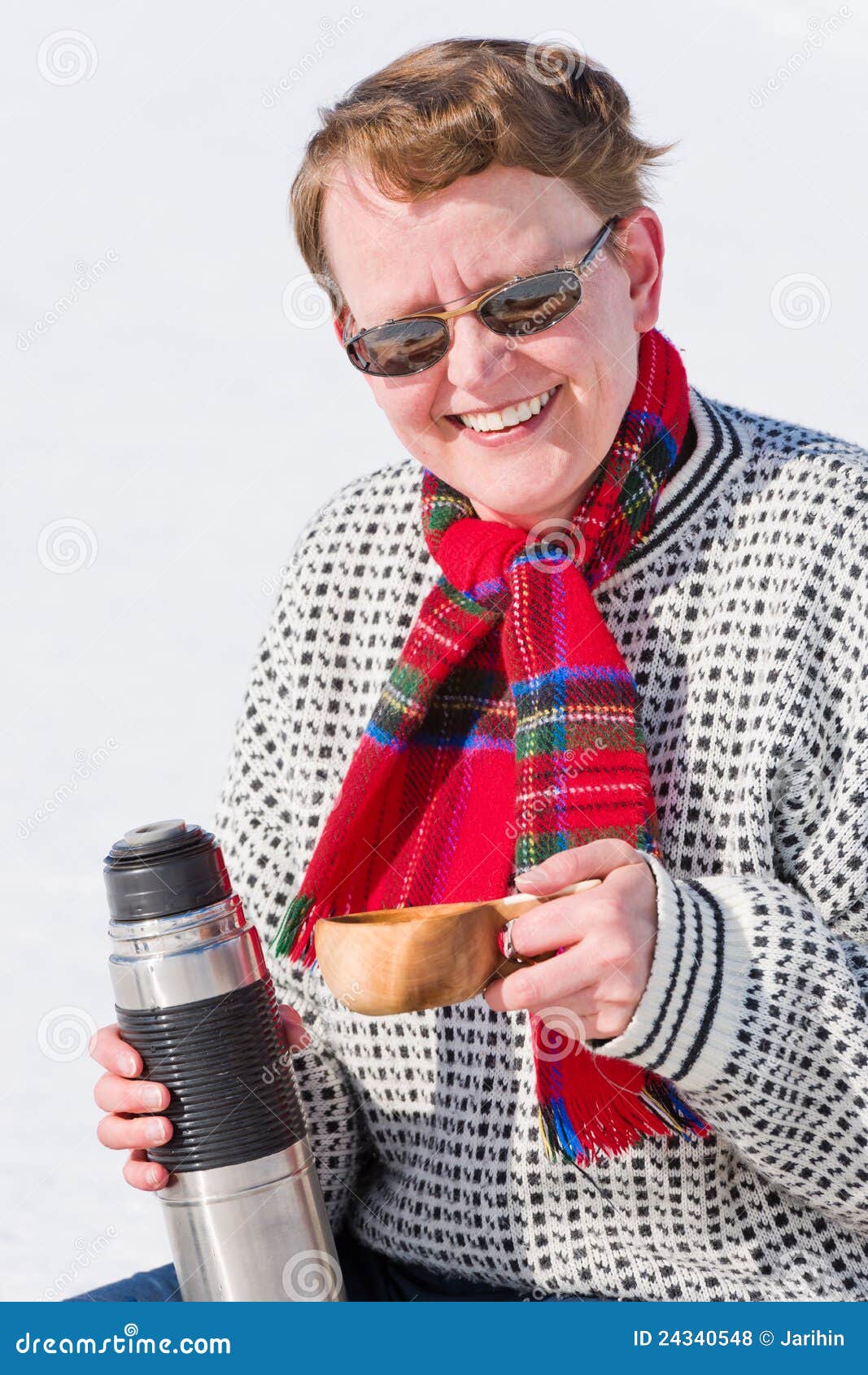 Mujer y bebida foto de archivo. Imagen de bufanda, lanoso - 24340548