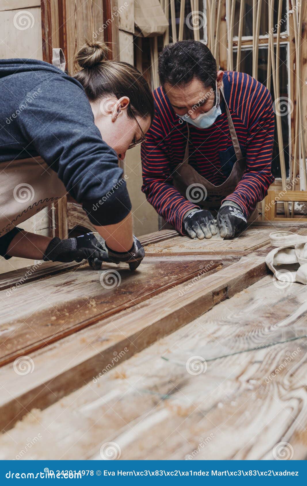 Mujer Y Hombre Codeando Con Cristales Trozos De Madera Foto de archivo ...