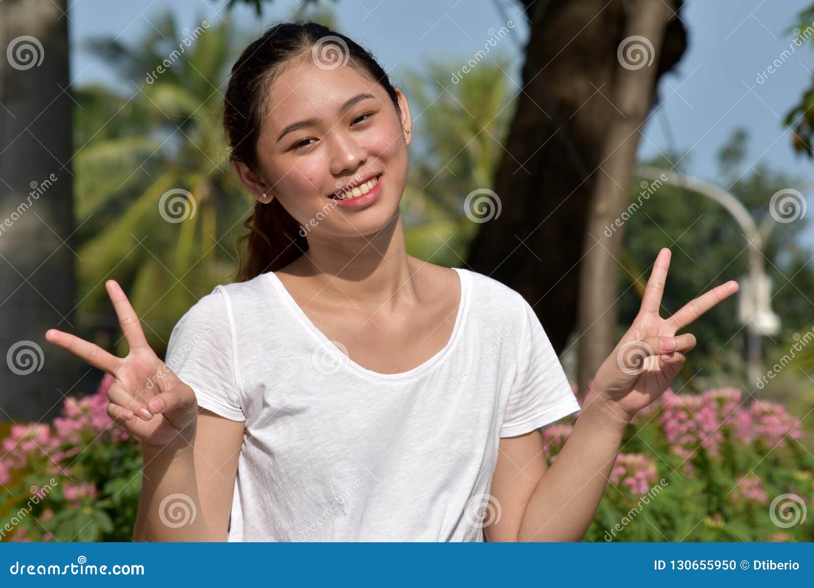 Mujer y signo de la paz foto de archivo. Imagen de mujer - 130655950