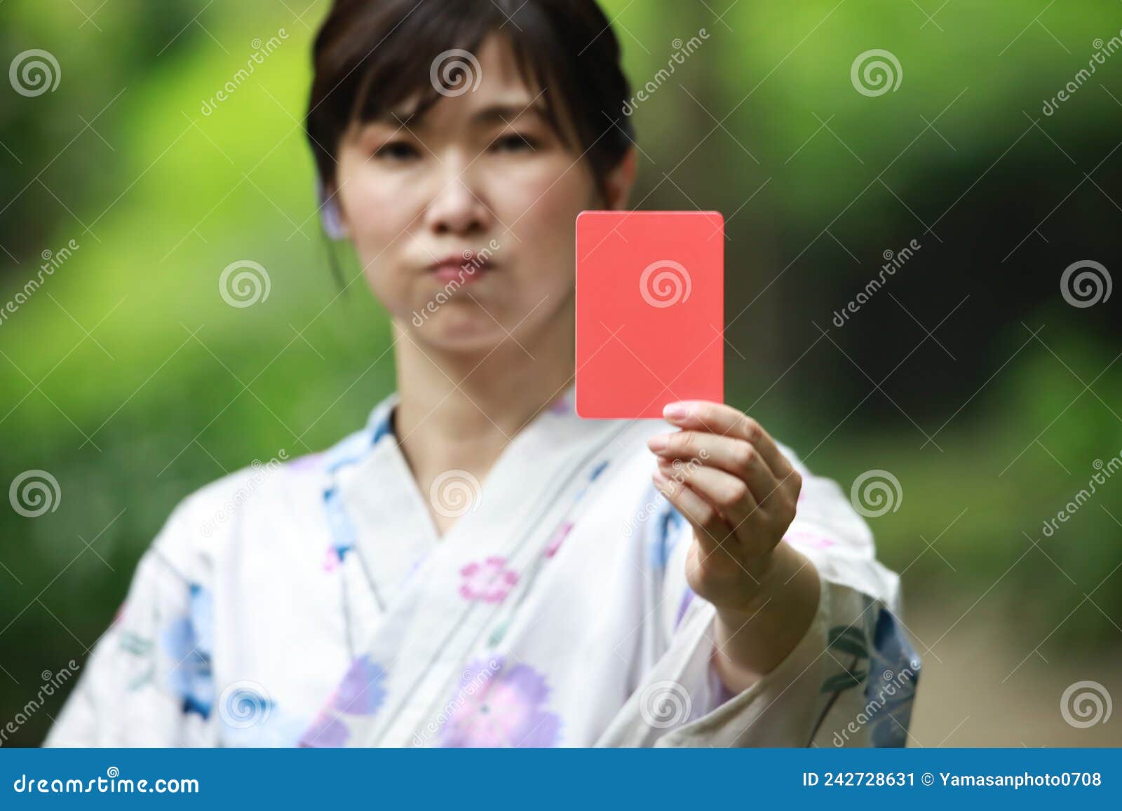 Mujer Yukata Emitiendo Tarjeta Roja Imagen De Archivo Imagen De