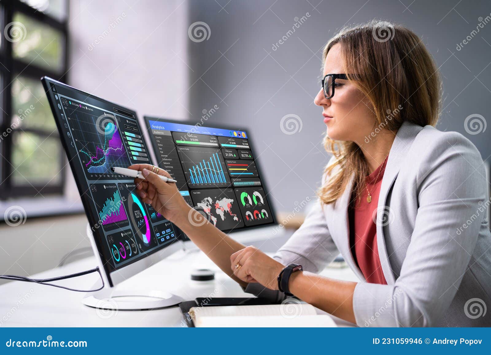 Mujeres Analistas Analizando Datos De Kpi Foto de archivo - Imagen de ... Mujeres Analistas Analizando Datos De Kpi Foto de archivo - Imagen de ...