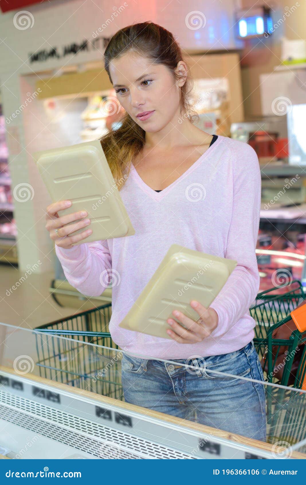 Mujeres Comprando En Un Supermercado Foto de archivo - Imagen de hembra ...