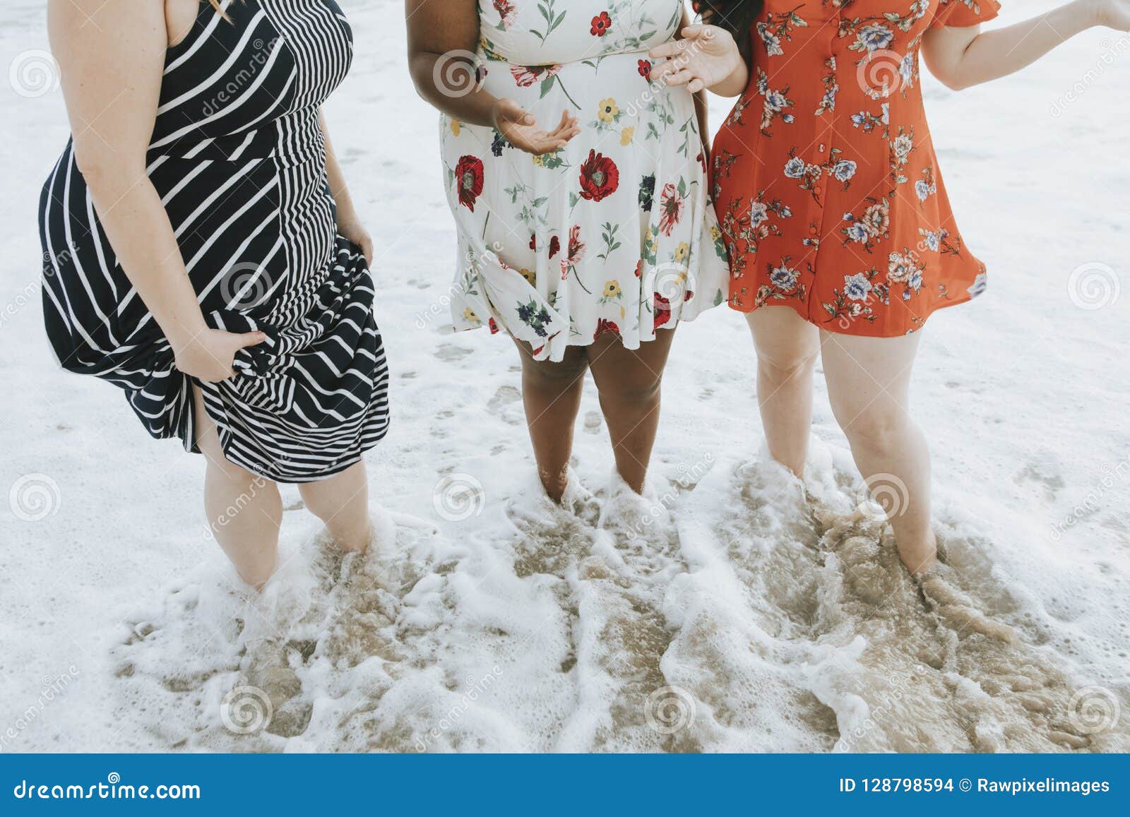 Mujeres Con Curvas En La Playa Foto de archivo - Imagen de diverso ...