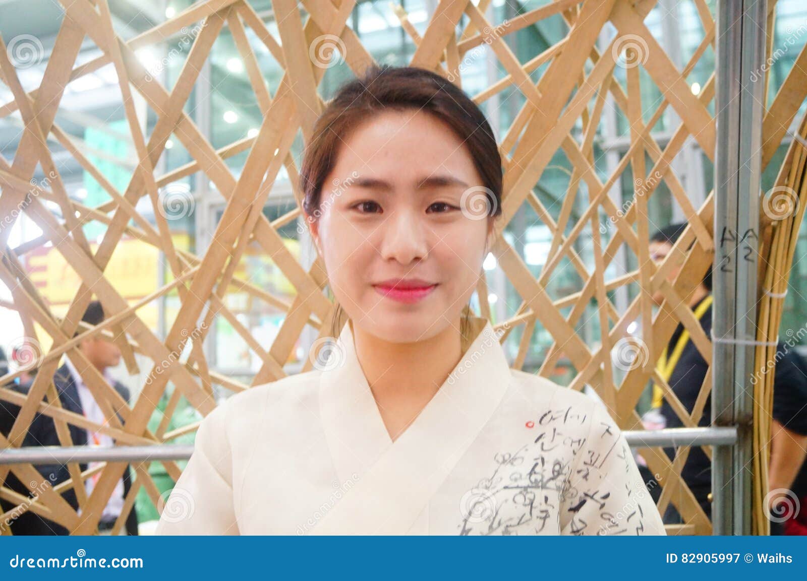 Mujeres coreanas fotografía editorial. Imagen de expositores - 82905997