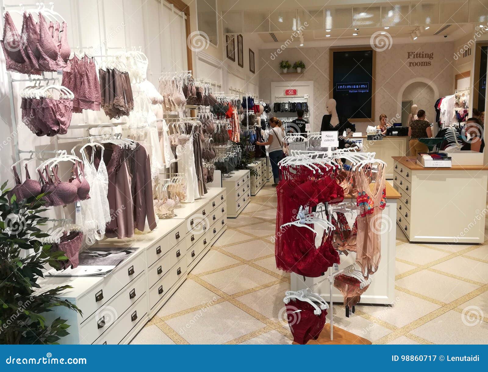 Mujeres De La Ropa Interior De Intimissimi Fotografía editorial ...