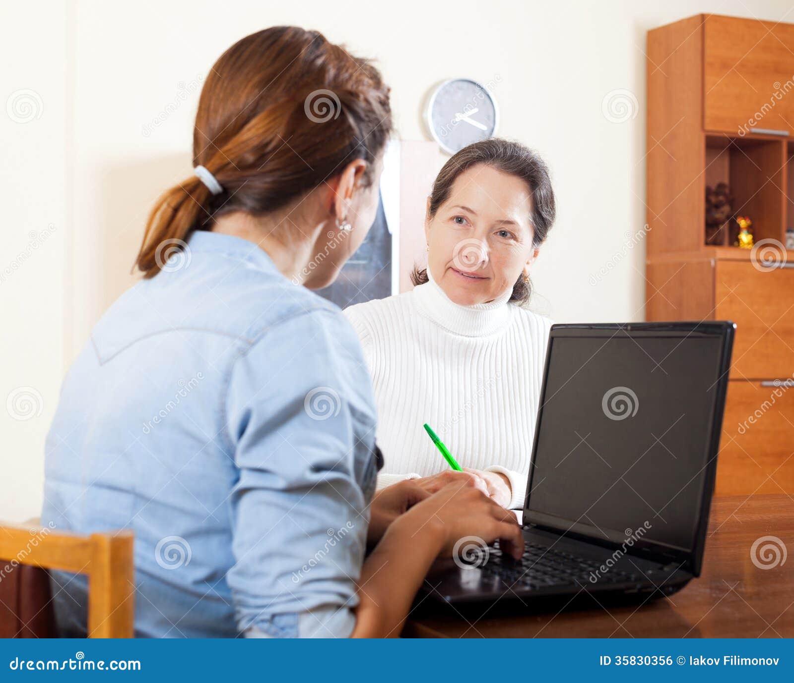 Mujeres Del Asistente Social Foto de archivo - Imagen de caso, casero ...