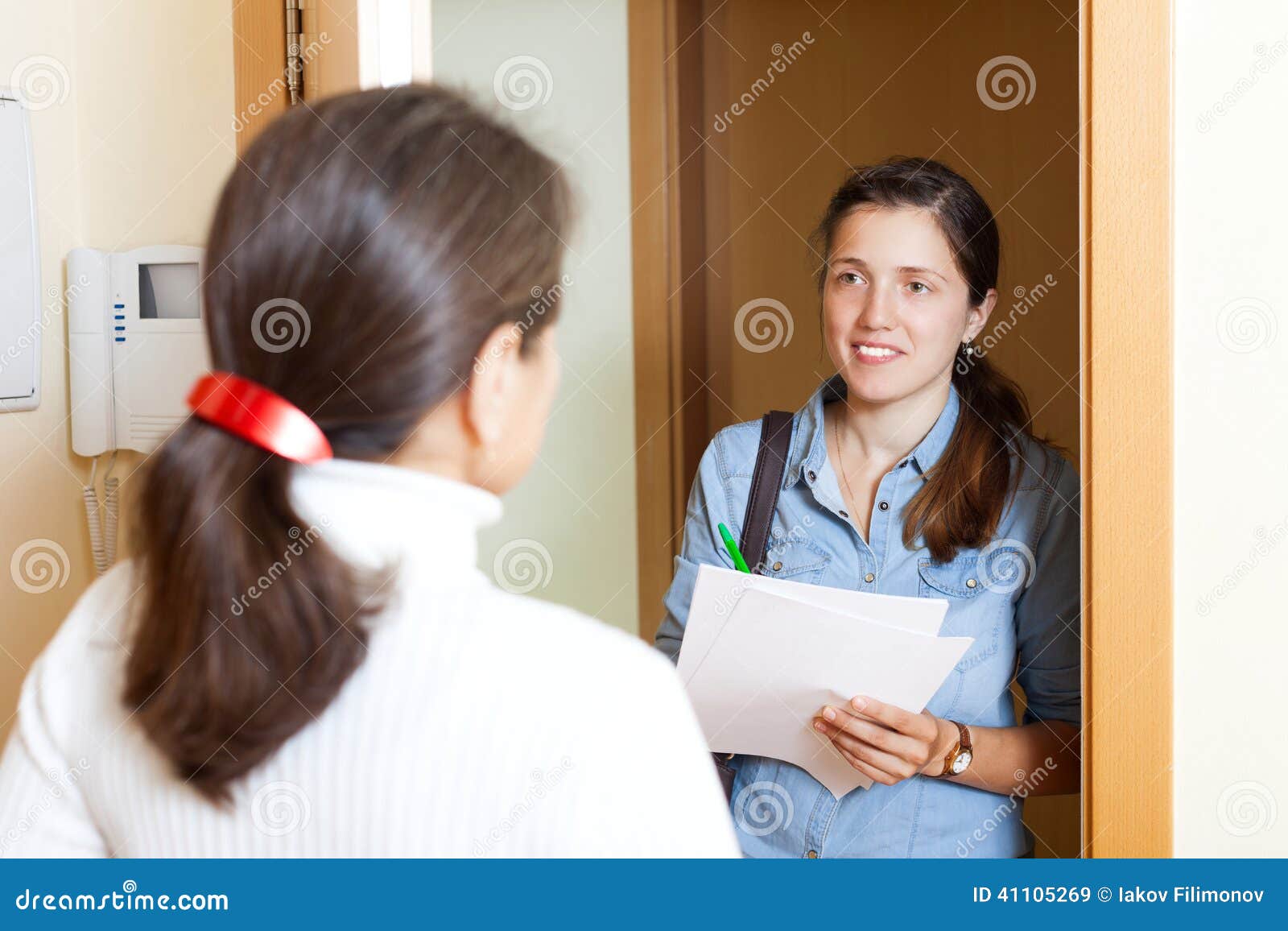 Mujeres Del Asistente Social Imagen de archivo - Imagen de junto ...