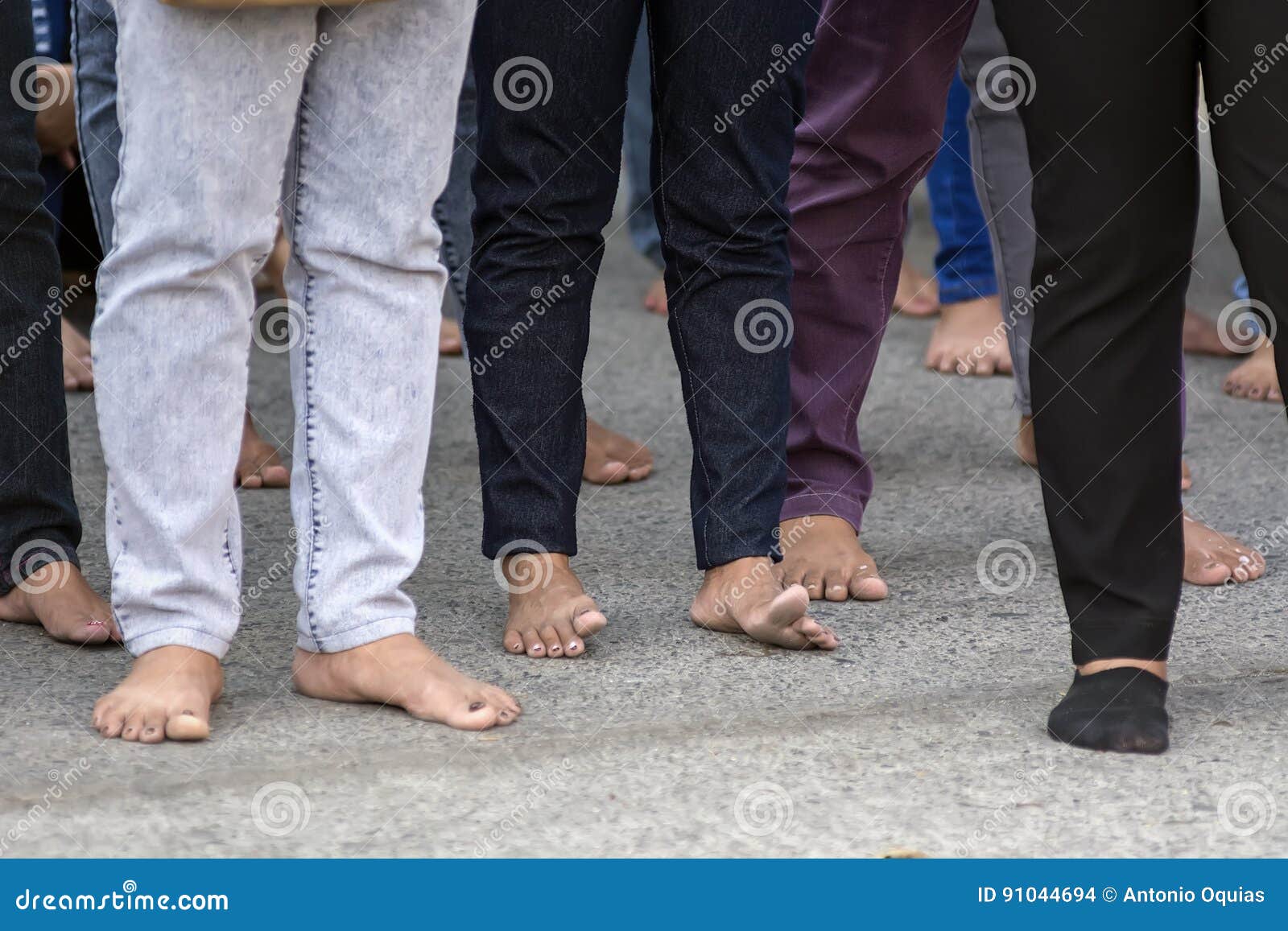 Mujeres descalzas foto de archivo. Imagen de pantalones - 91044694
