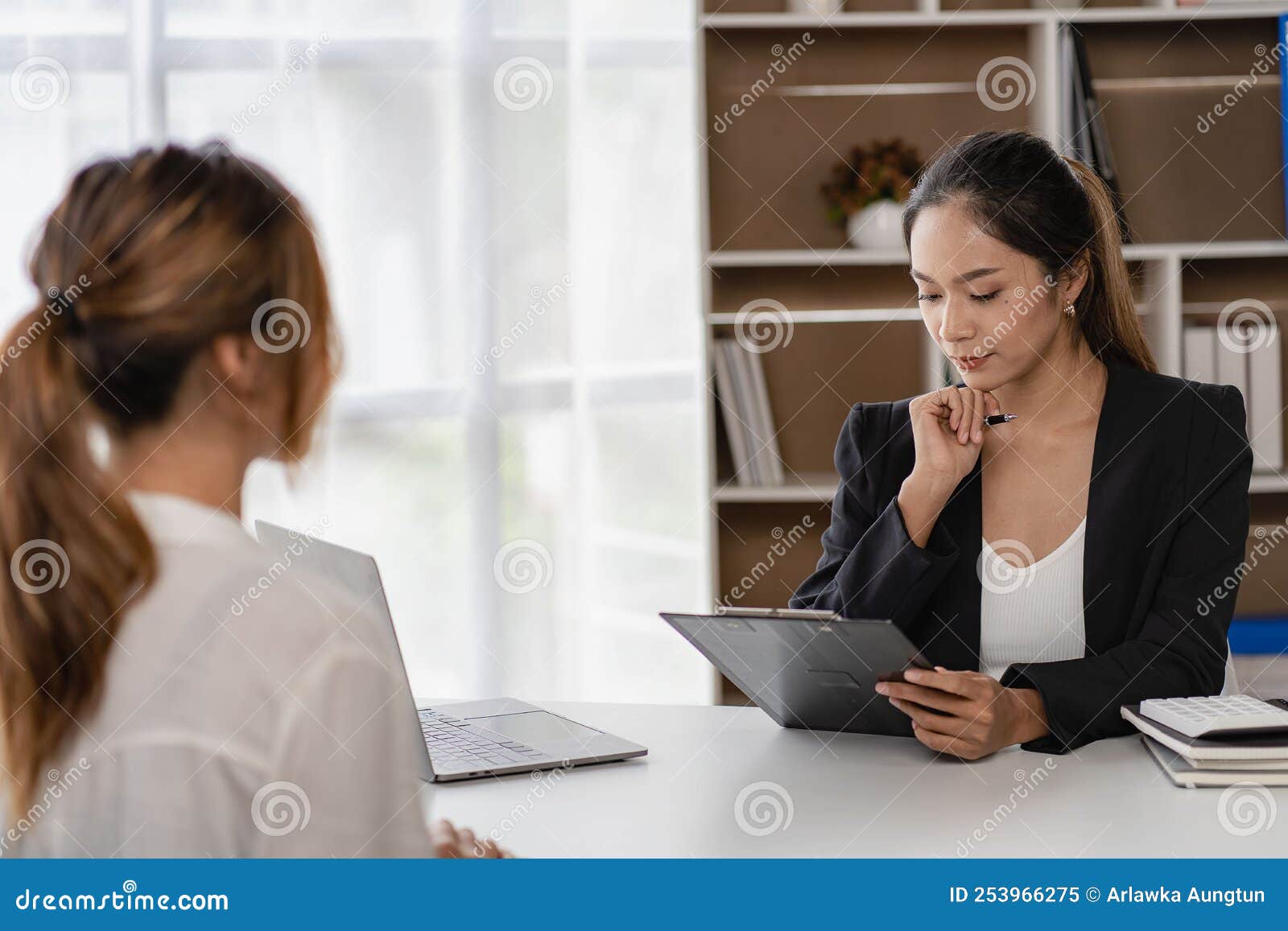 Mujeres En Busca De Trabajo Listas Para Una Exitosa Entrevista Con Sus