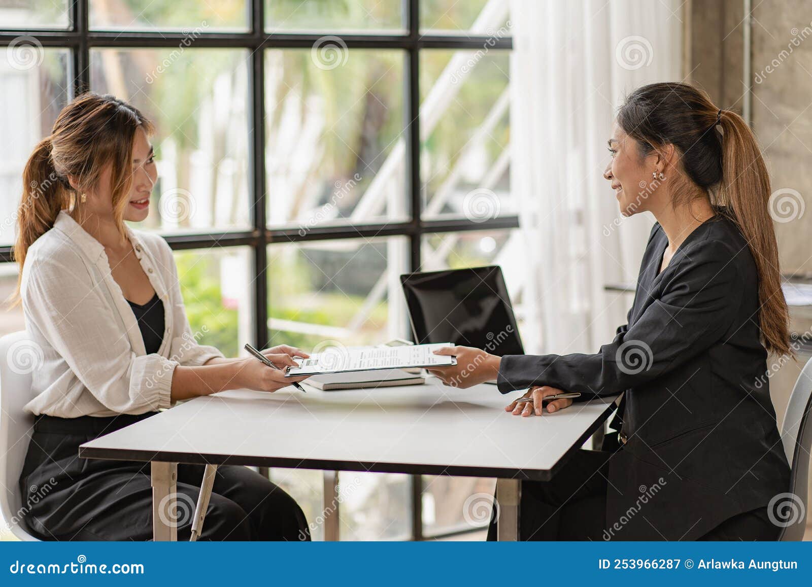Mujeres En Busca De Trabajo Listas Para Una Exitosa Entrevista Con Sus
