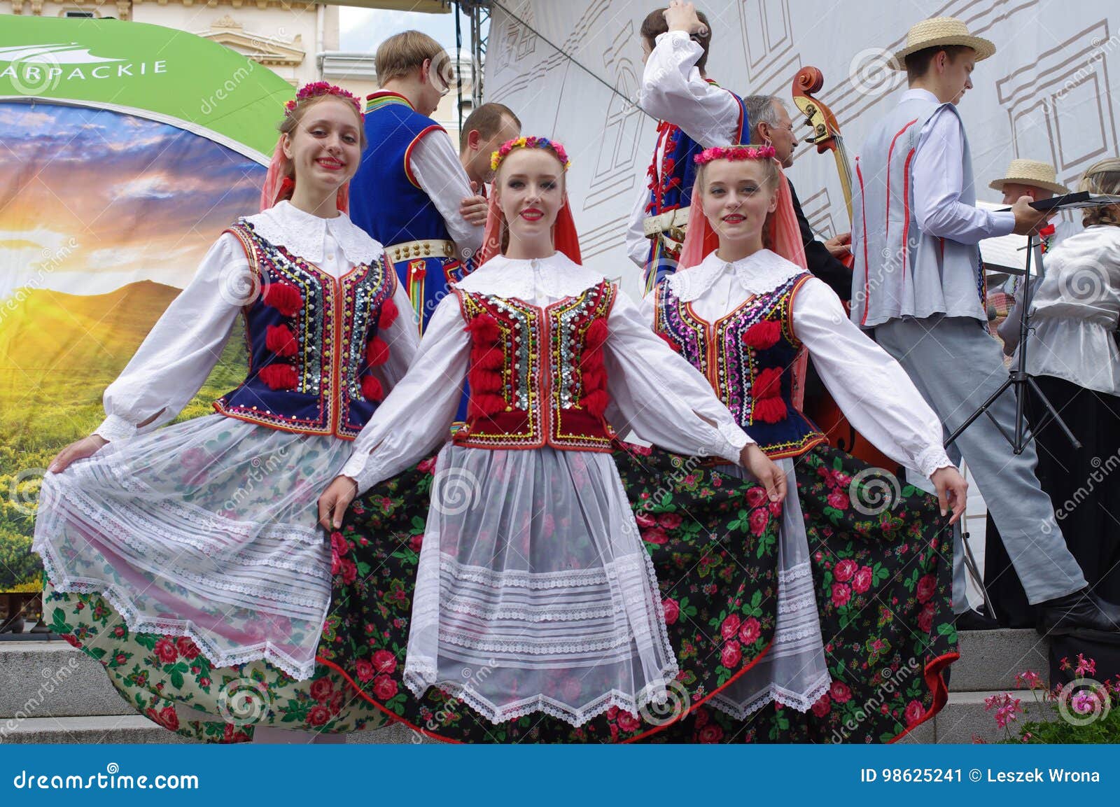 Mujeres En Trajes Polacos De La Danza Popular Foto editorial - Imagen ... Mujeres En Trajes Polacos De La Danza Popular Foto editorial - Imagen ...