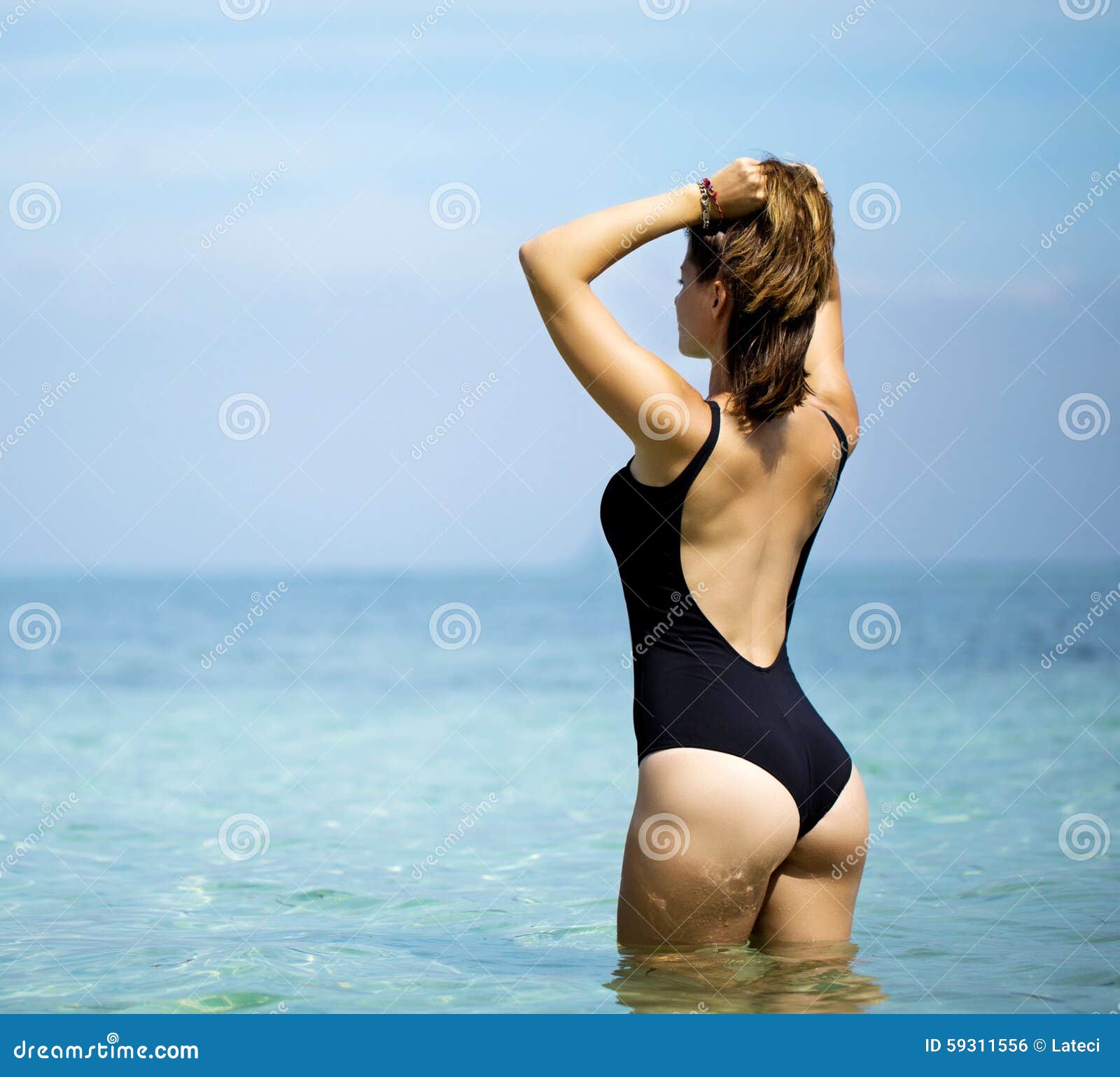 Mujeres Hermosas Jovenes En Bikini Foto De Archivo Imagen De Standing