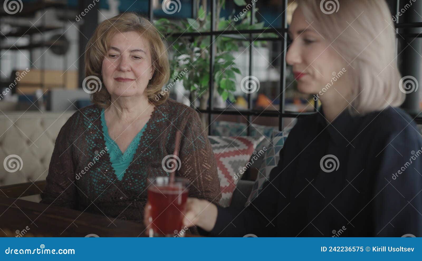 Mujeres Jóvenes Y Ancianas En Un Restaurante Madre E Hija Se Reunieron