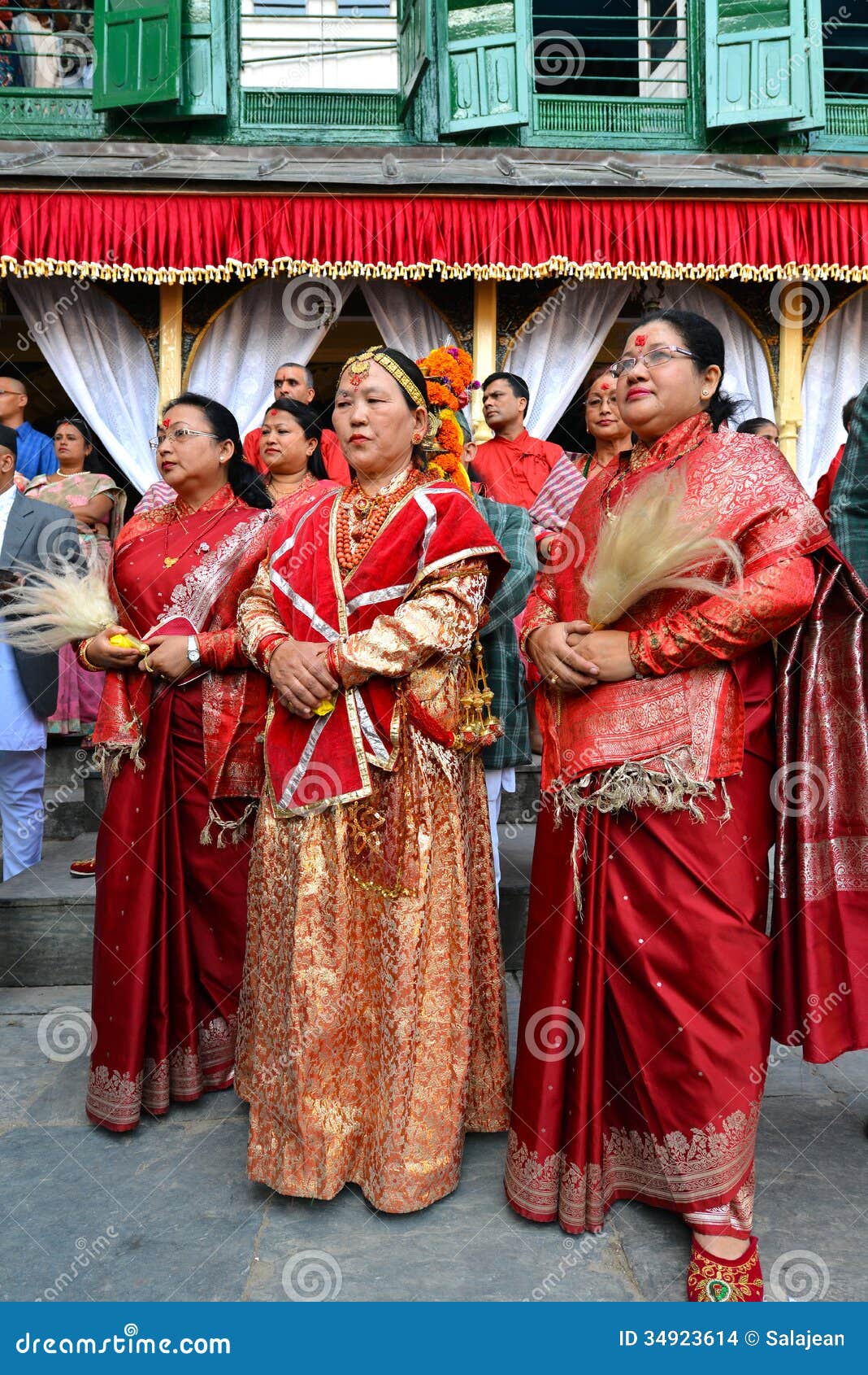 Mujeres Nepalesas En Ropa Tradicional Imagen de archivo editorial ...