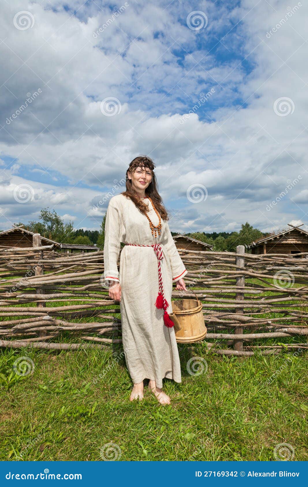 Mujeres Sobre Aldea Rusa Antigua Foto de archivo - Imagen de cubo ...