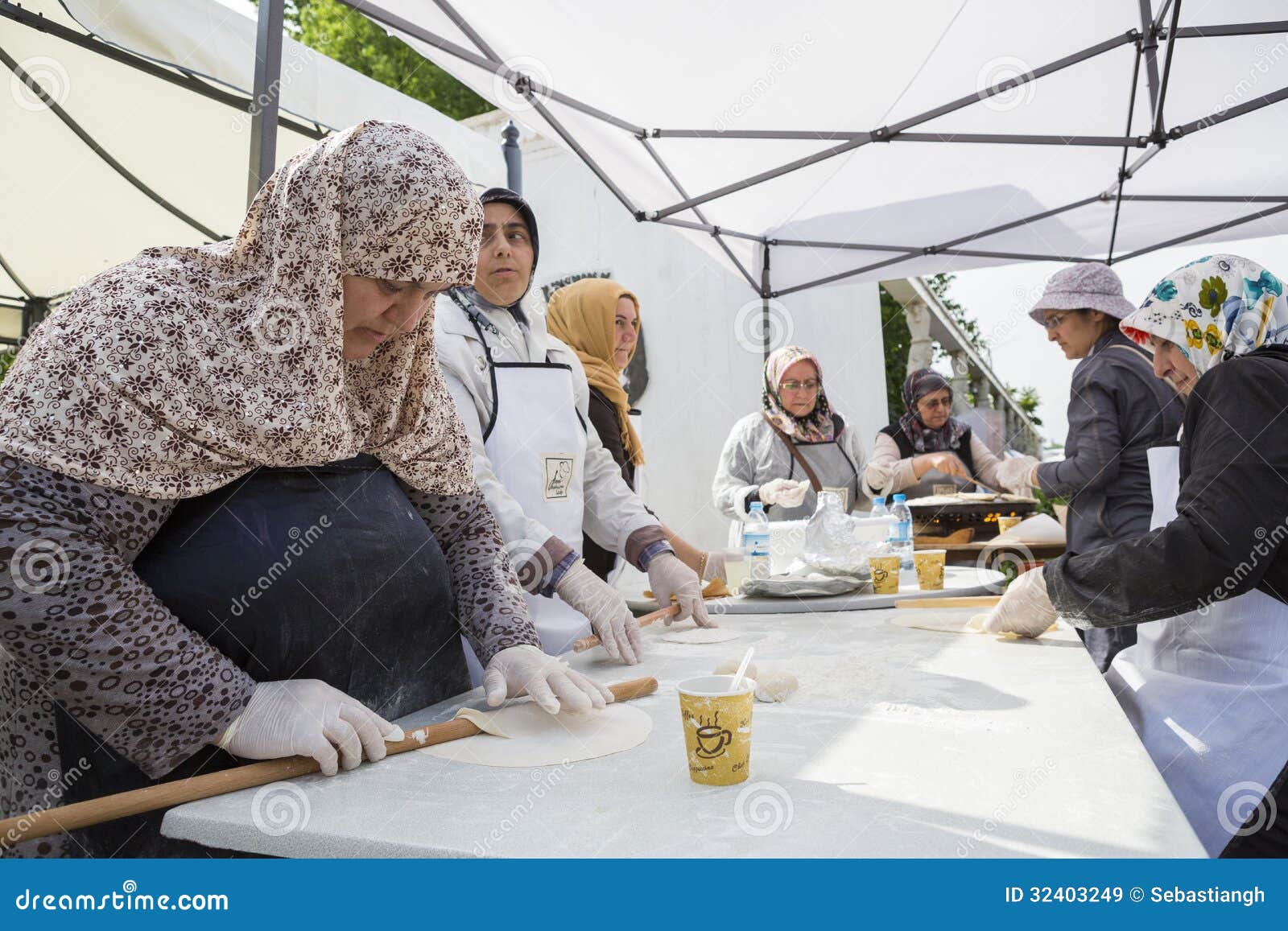 Mujeres Turcas Que Preparan Las Empanadas Imagen de archivo editorial ...
