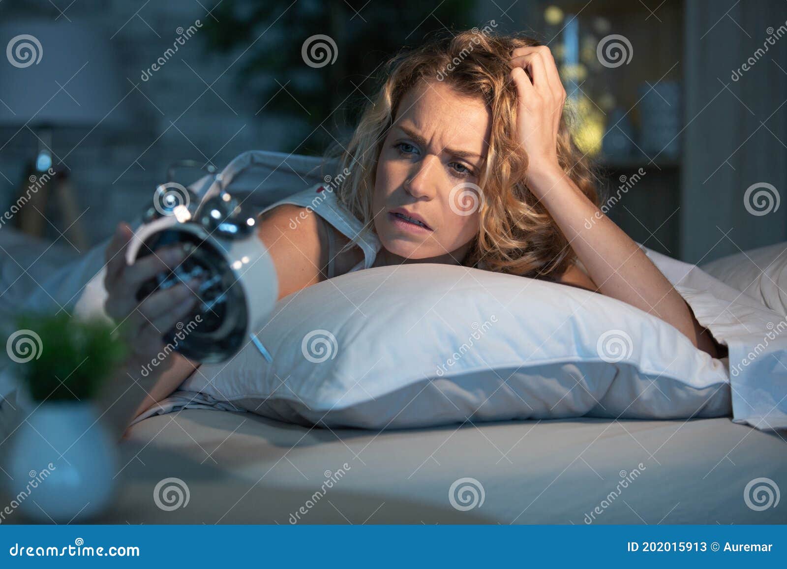 Mulher Aborrecida Deitada Na Cama Sem Dormir Imagem de Stock - Imagem ...