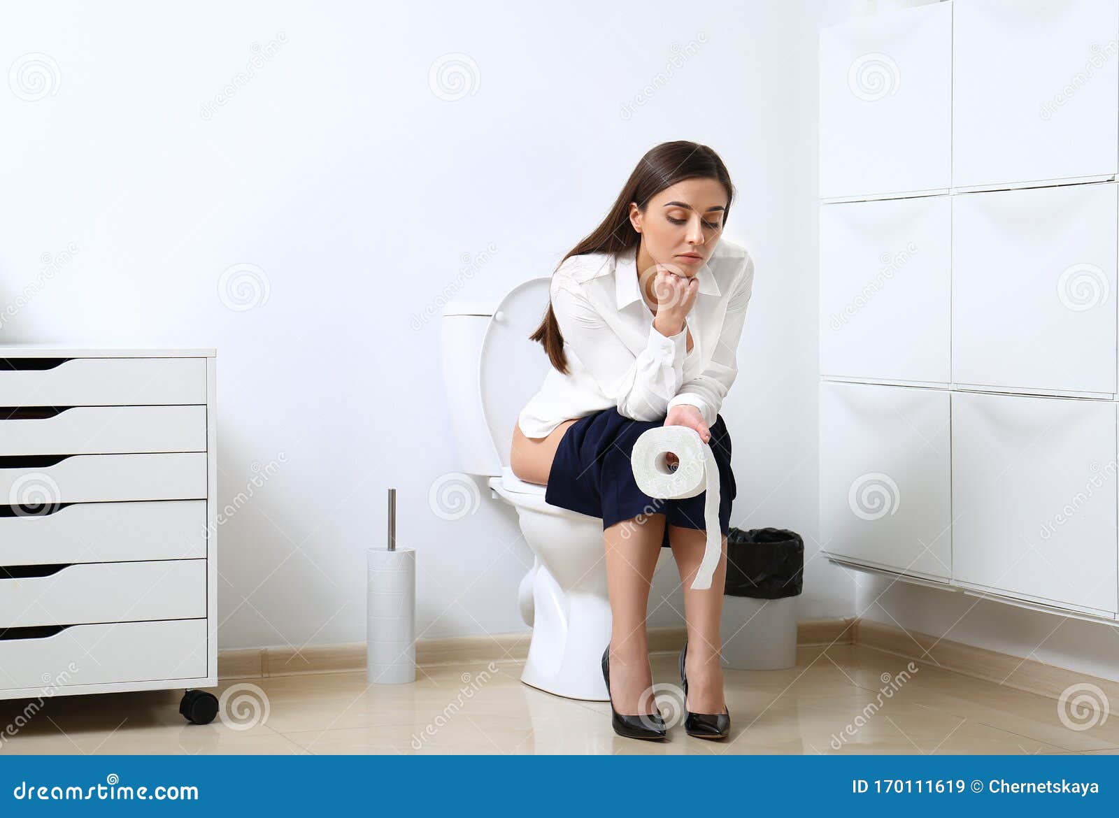 Mulher Aborrecida Sentada Na Privada Imagem de Stock - Imagem de fundo ...