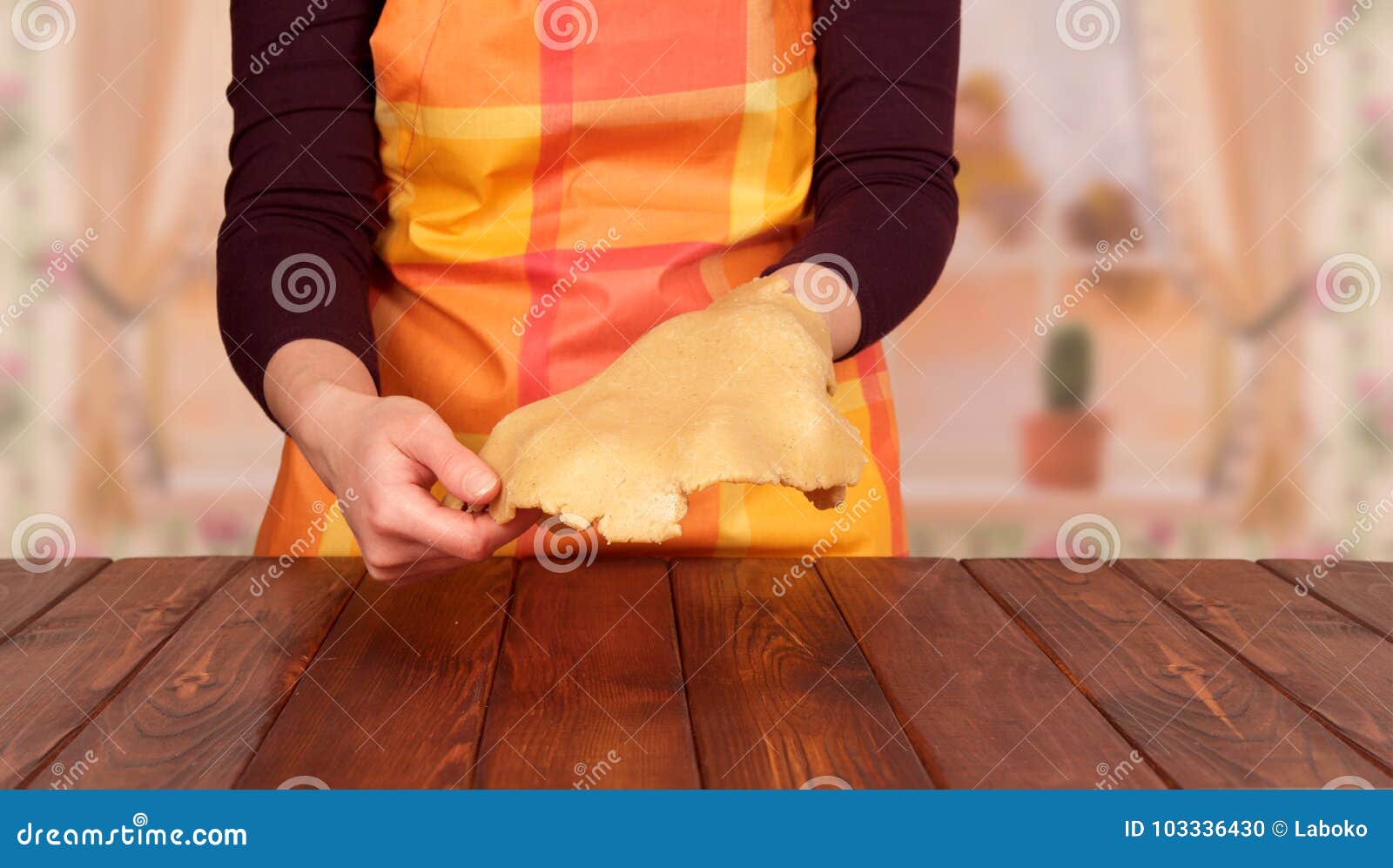 A Mulher Amassa a Massa Em Uma Tabela De Madeira Foto de Stock - Imagem ...