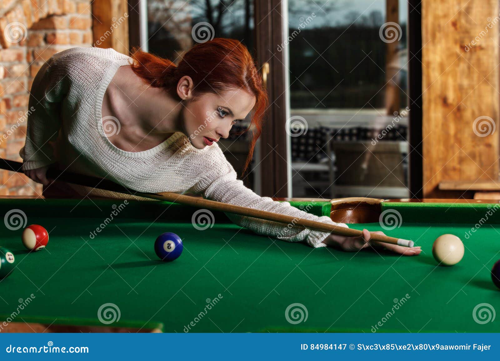 A Mulher Atrativa Joga O Jogo Da Mesa De Bilhar Da Sinuca Imagem De