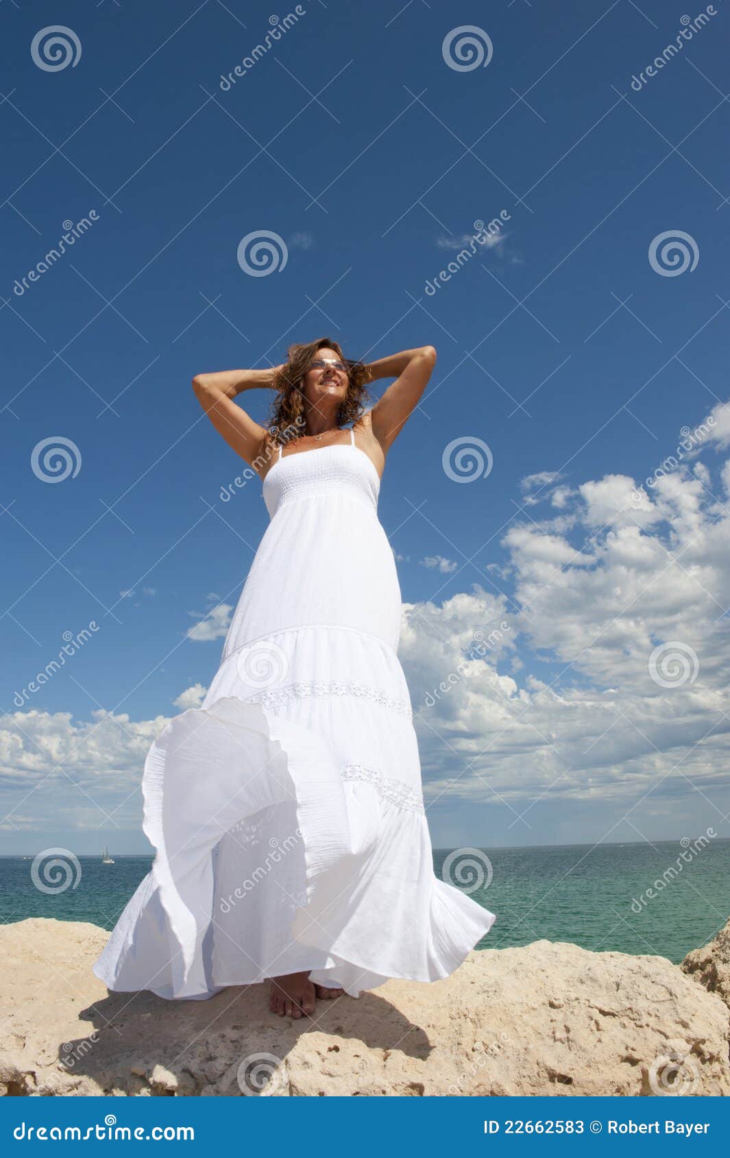 Mulher Atrativa No Vestido Branco Na Praia Imagem de Stock - Imagem de ... Mulher Atrativa No Vestido Branco Na Praia Imagem de Stock - Imagem de ...