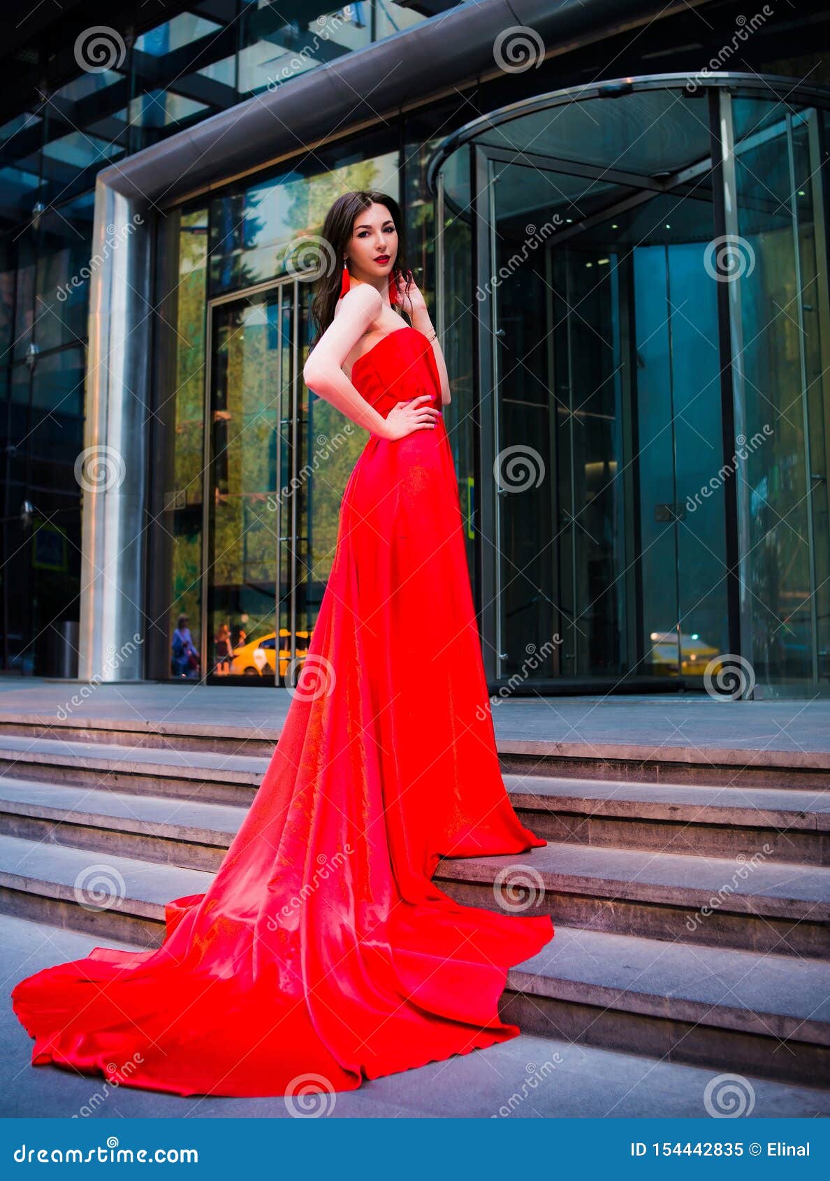 Mulher Atrativa No Vestido Vermelho Em Escadas, Forma Imagem de Stock ... Mulher Atrativa No Vestido Vermelho Em Escadas, Forma Imagem de Stock ...