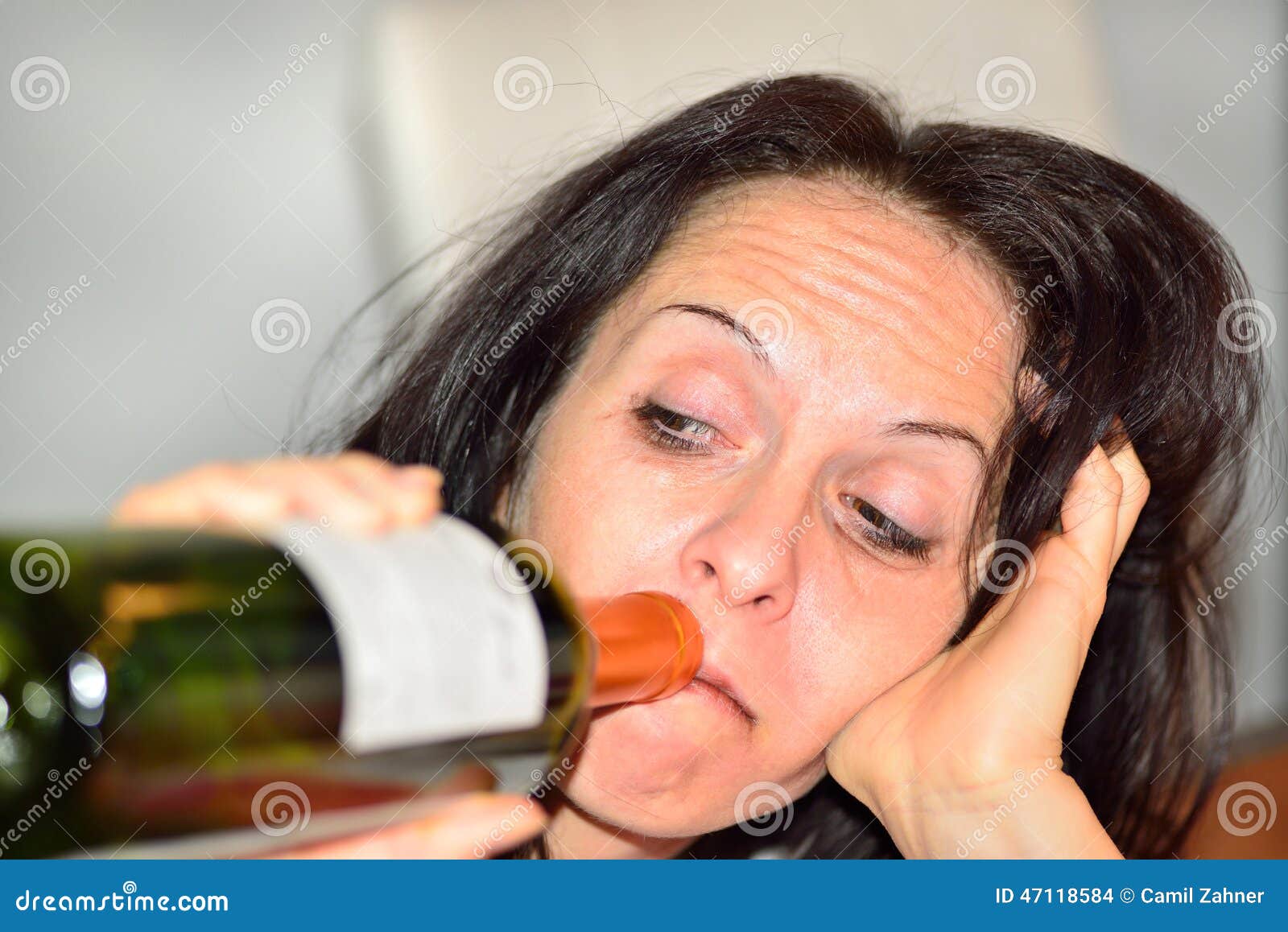 Mulher Bêbada Com Garrafa De Vinho Tinto Foto de Stock - Imagem de ...