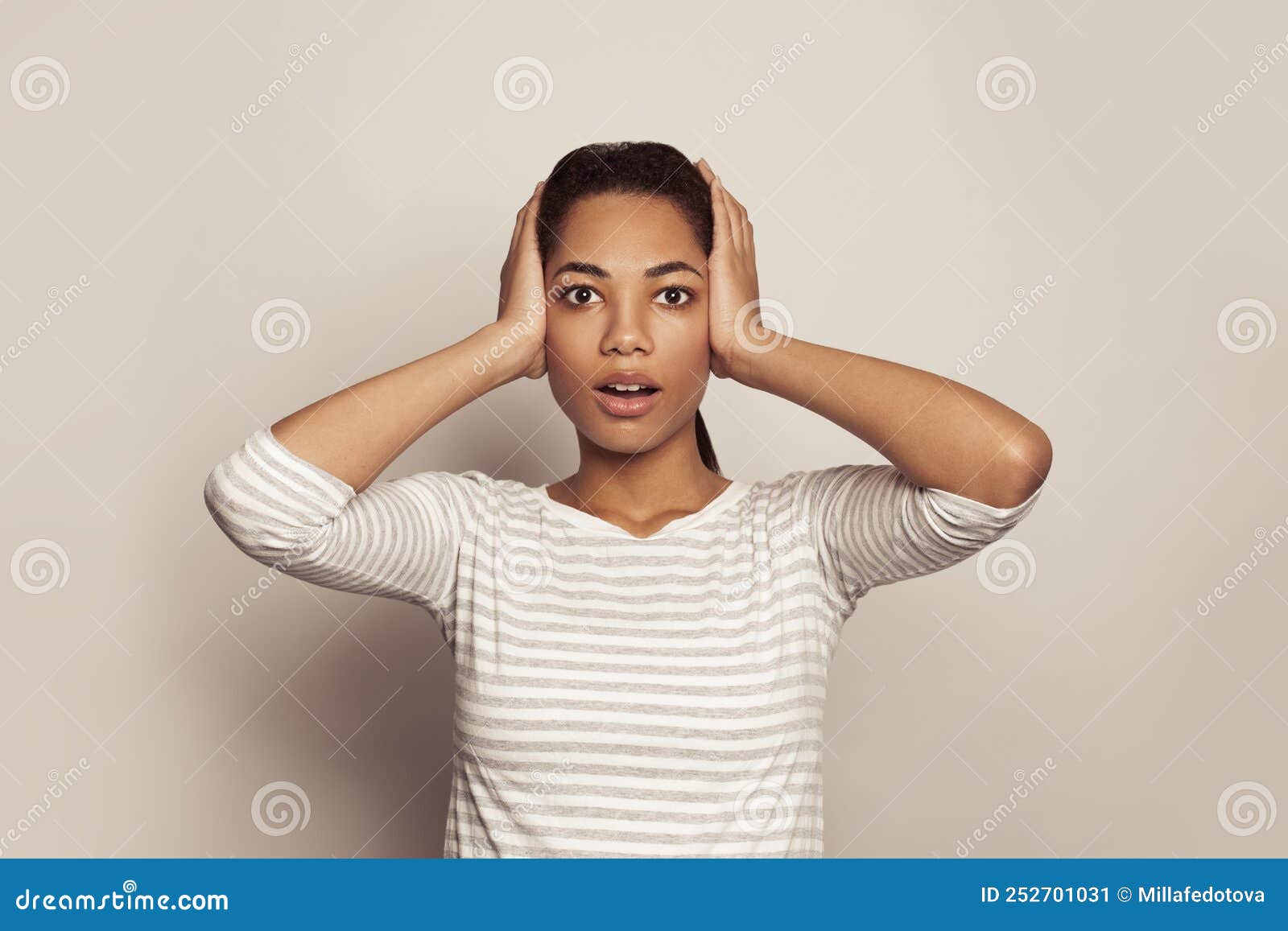 Mulher Bonita E Surpreendida Com Boca Aberta Em Fundo Branco Imagem de ...