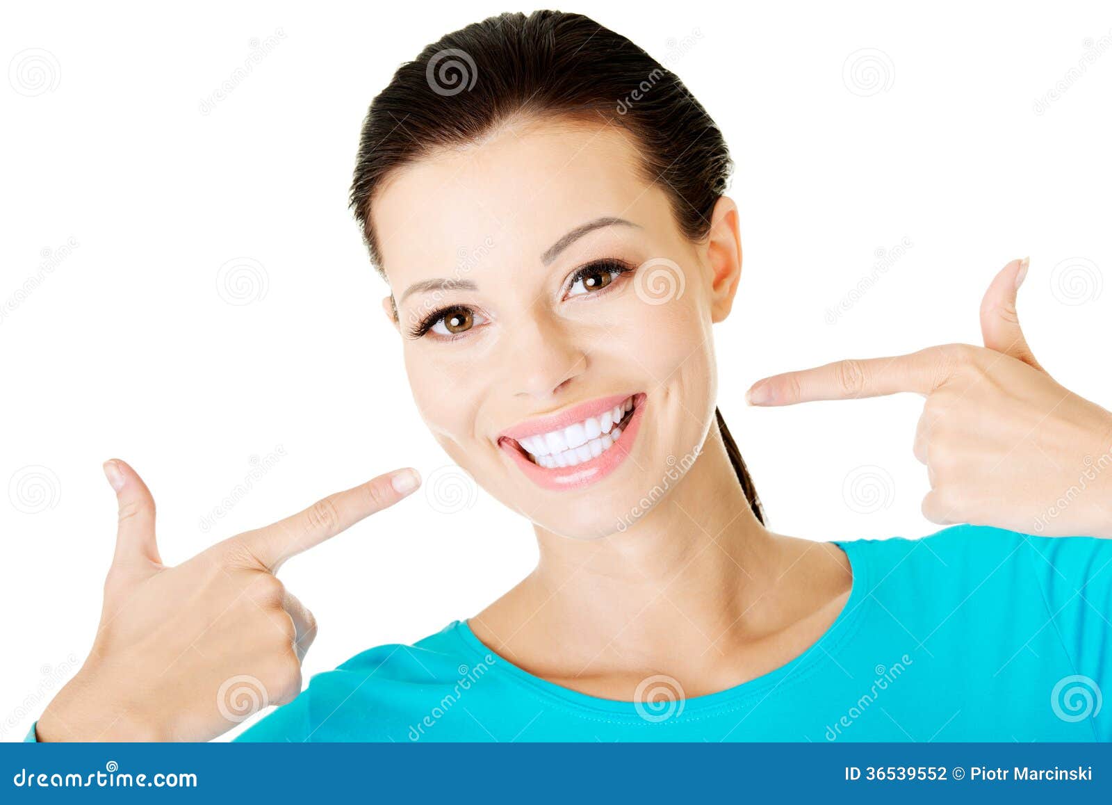 Mulher Bonita Que Aponta Em Seus Dentes Brancos Perfeitos Foto De