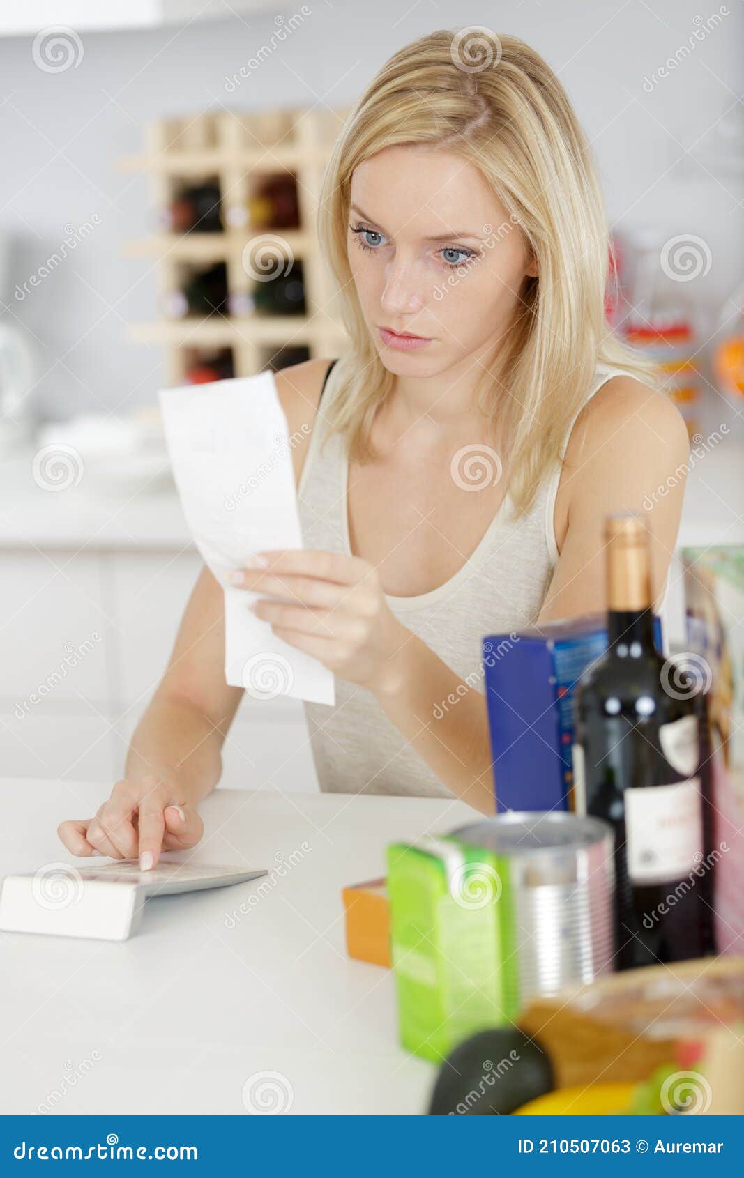 Mulher Checando Recibo Longo Imagem de Stock - Imagem de despesa ...