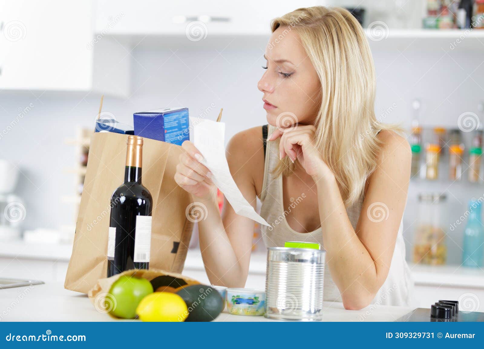 Mulher Checando Recibo Longo Imagem de Stock - Imagem de custos ...