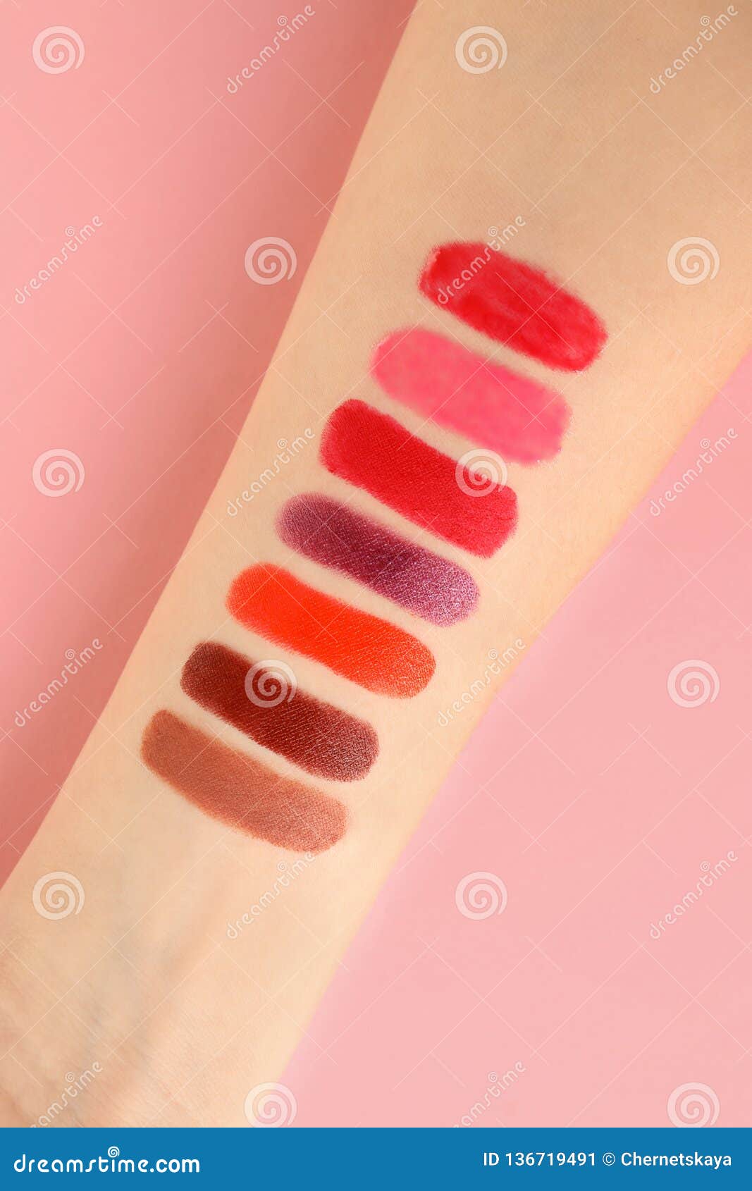 Mulher Com Amostras De Folha Do Batom No Fundo Da Cor Imagem de Stock ...