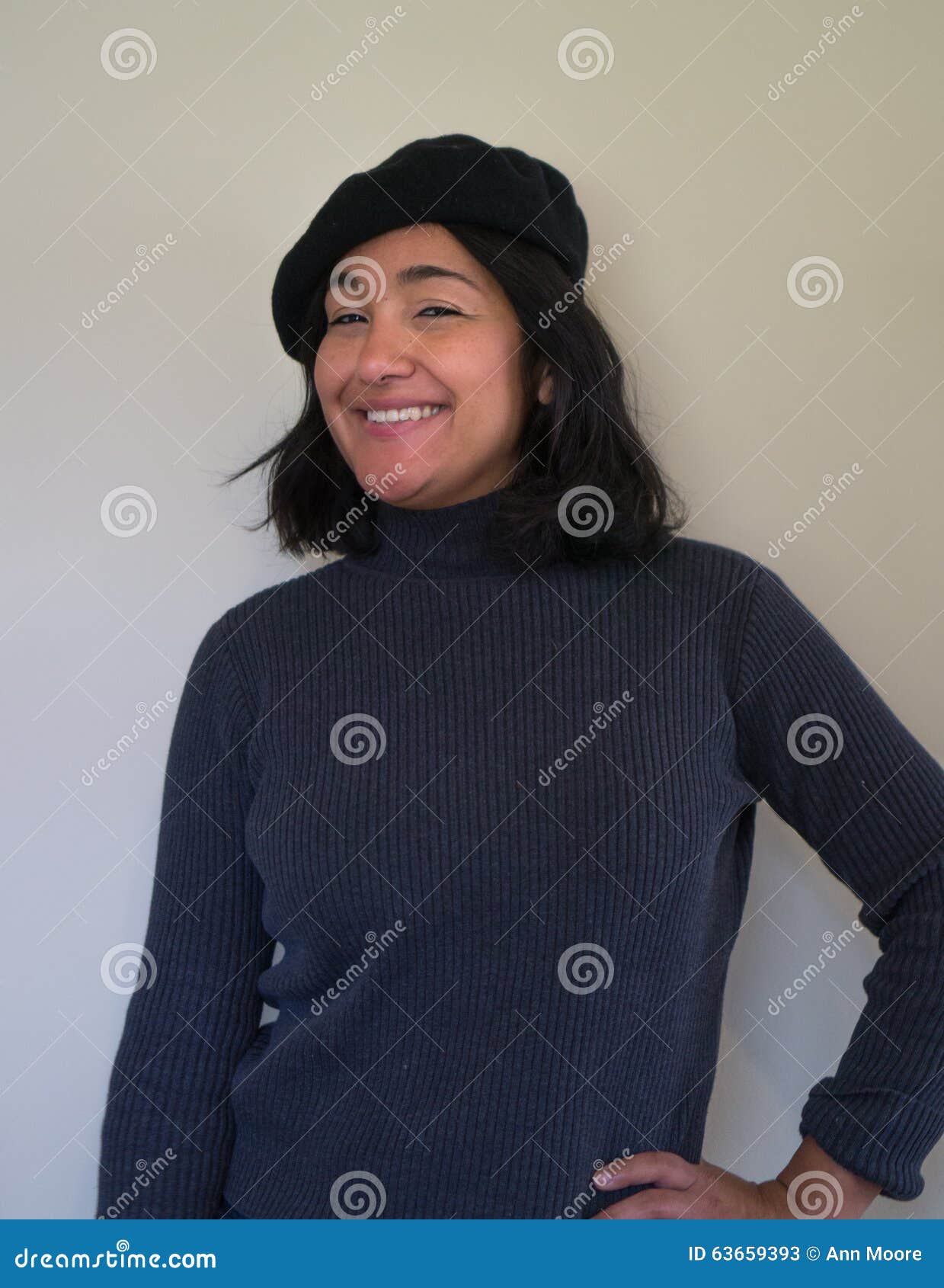 Mulher com boina preta imagem de stock. Imagem de sorriso - 63659393
