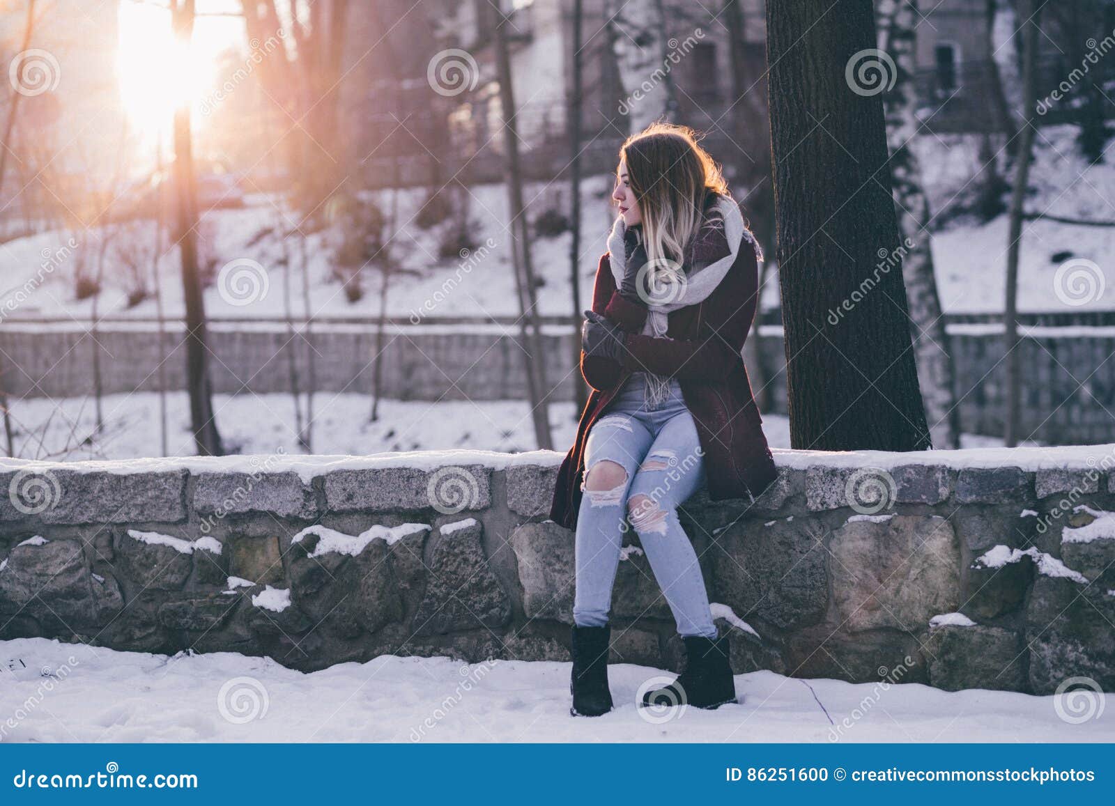 Mulher Com Guarda-chuva Na Neve Imagem. Imagem: 86251600