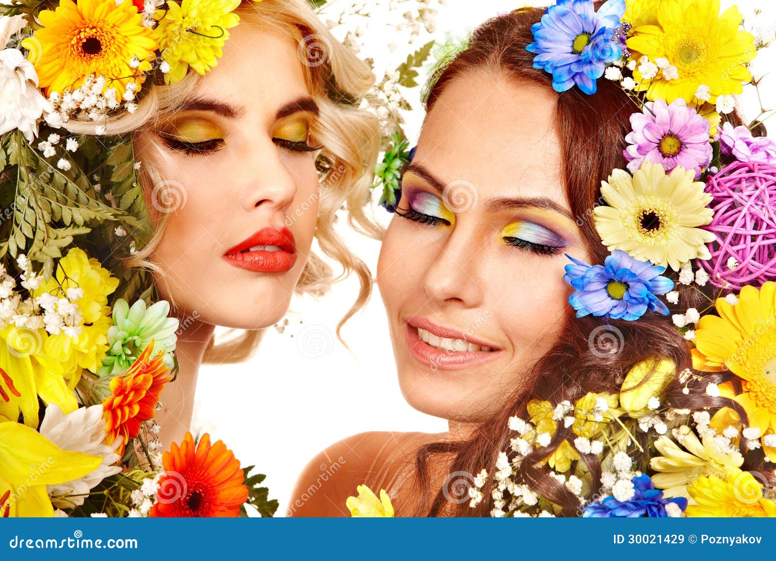 A Mulher Com Compo E Floresce. Imagem de Stock - Imagem de pares, mola: 30021429