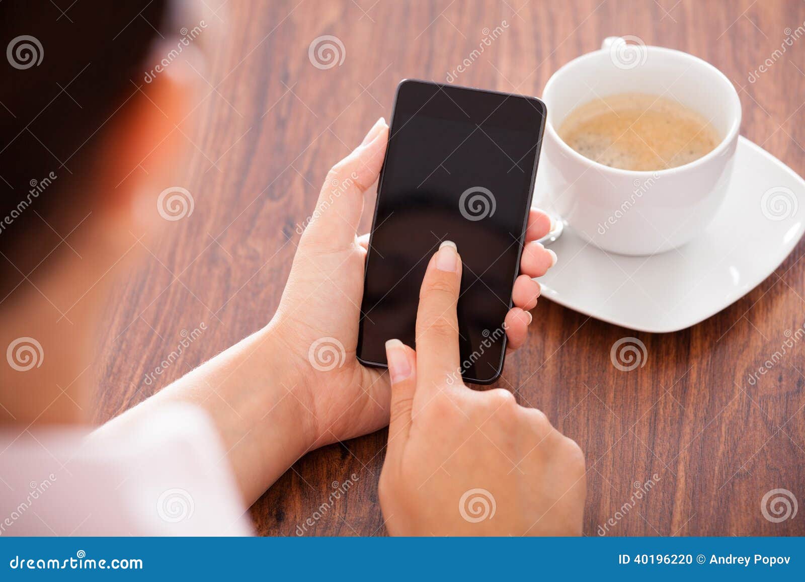 Mulher Com Telefone Celular E Copo Foto de Stock - Imagem de frente ...