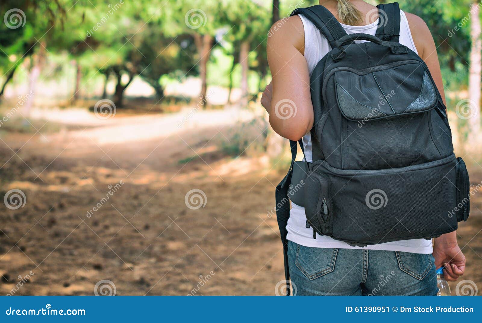 Mulher com trouxa imagem de stock. Imagem de caminhada - 61390951