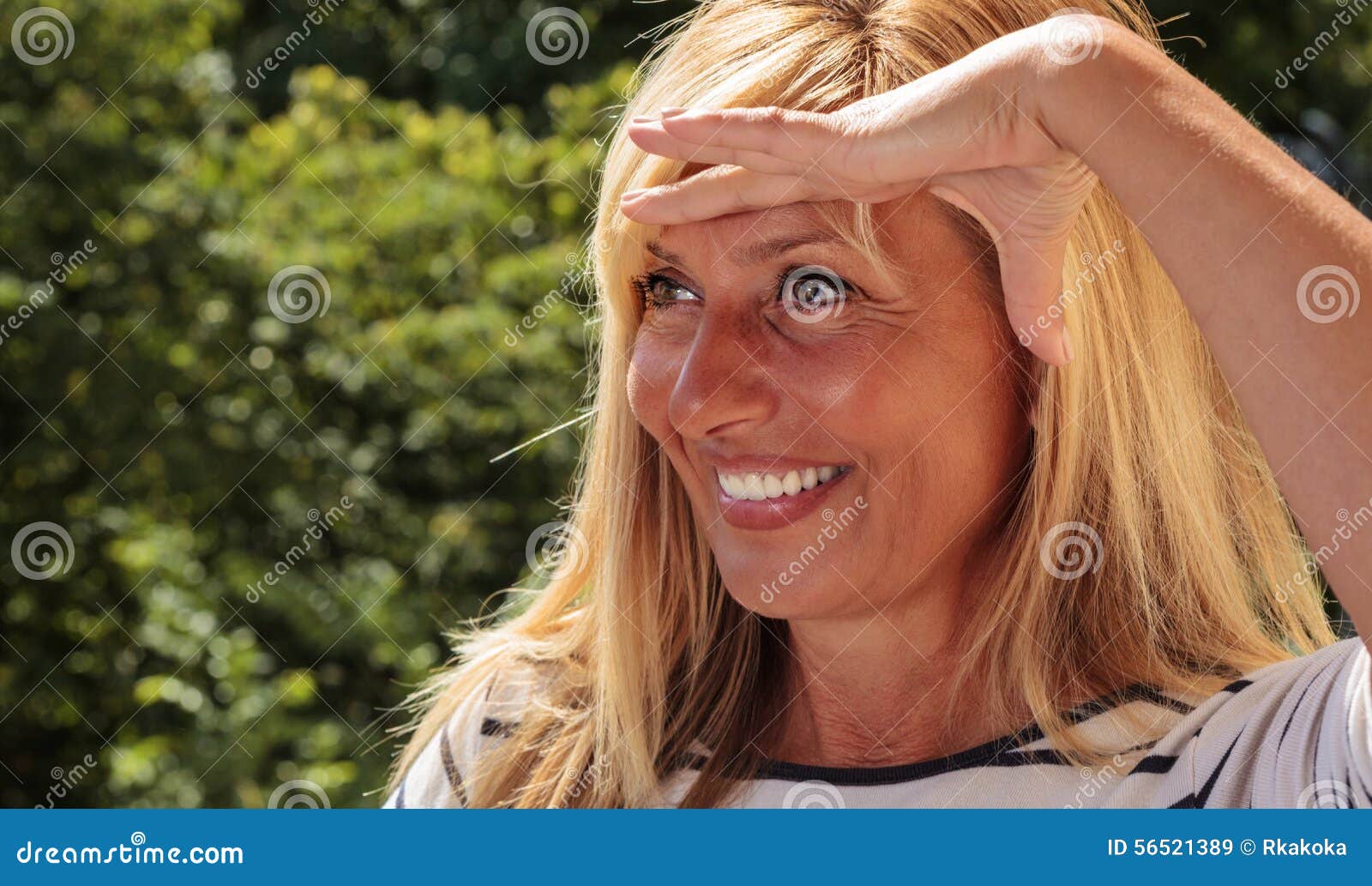 Mulher Consideravelmente Madura Que Olha Distante Imagem de Stock ...