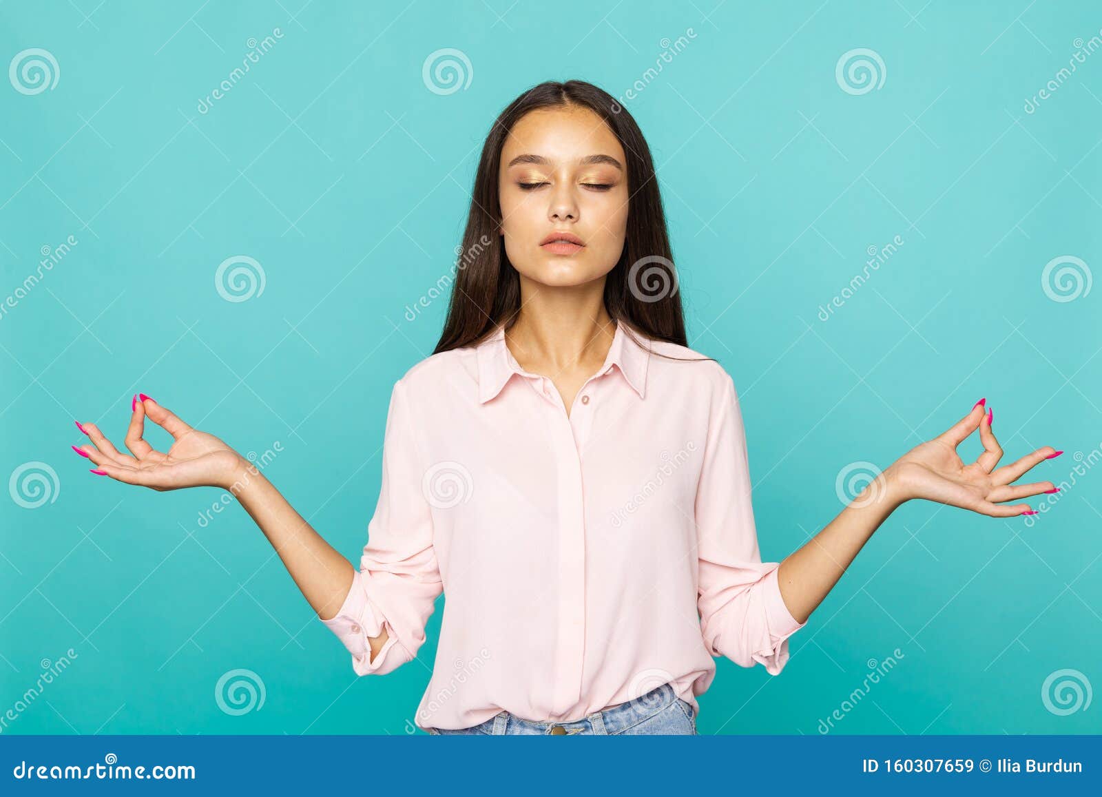 A Mulher De Brunette Em Uma Pose Calma Descansar E Meditar Imagem de ...