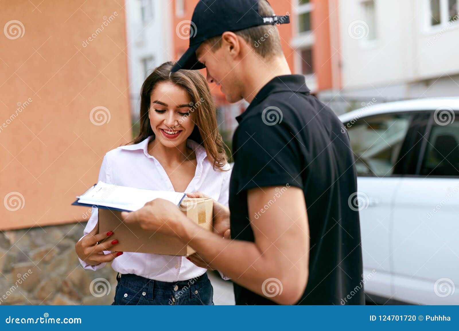 Mulher De Delivering Package To Do Correio Em Casa Foto de Stock ...