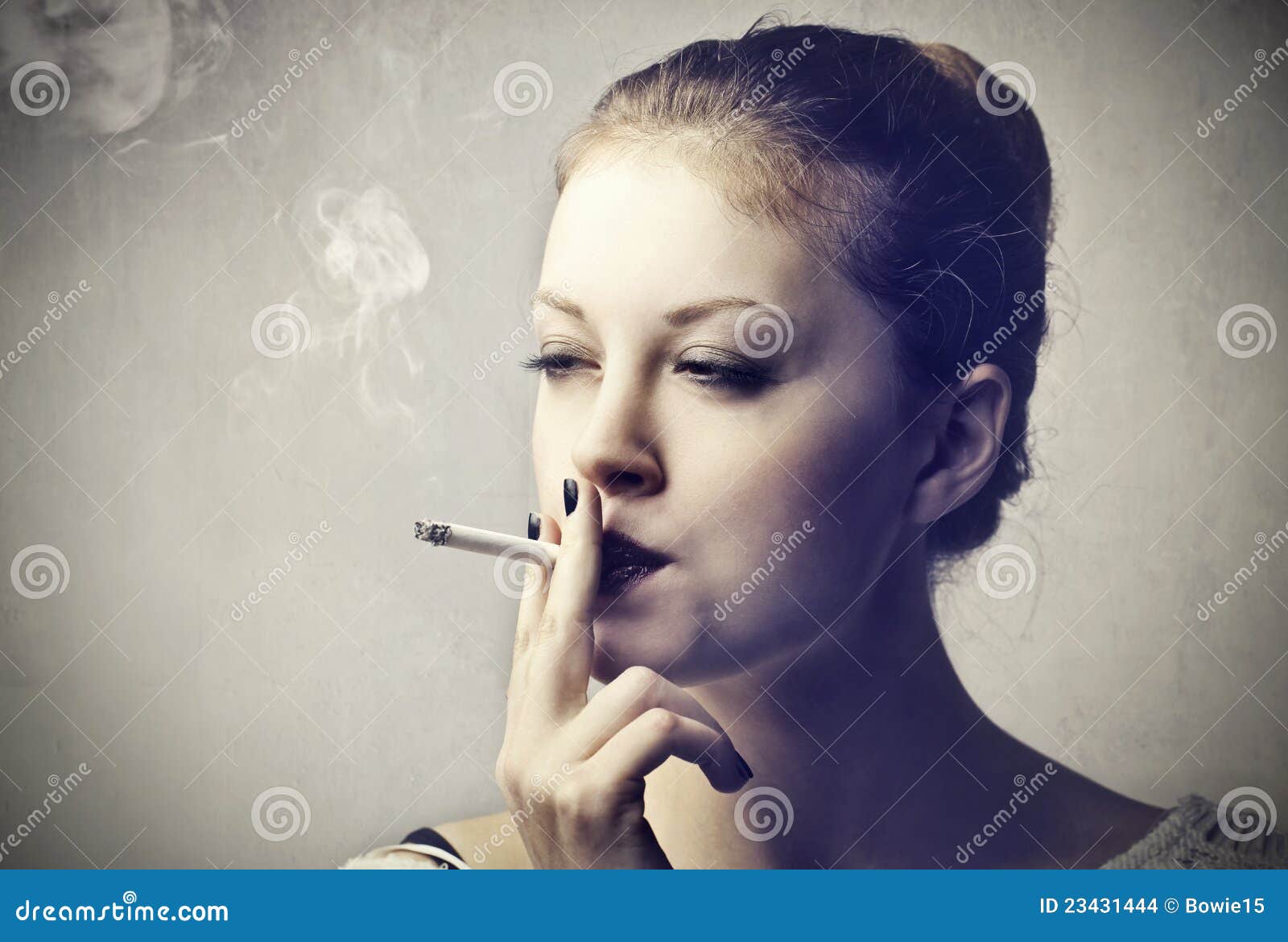 Mulher de fumo foto de stock. Imagem de nana, azul, bordos - 23431444