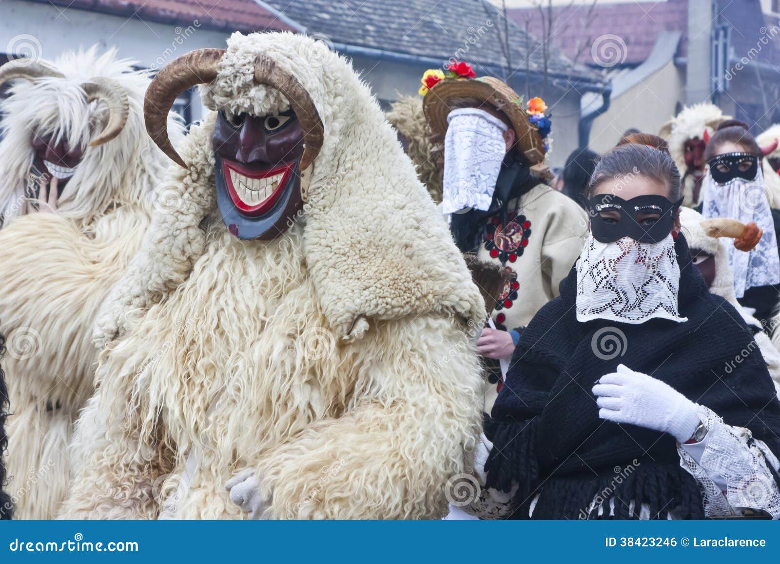 Mulher 'de Sokac' E 'um Buso' Foto Editorial - Imagem de carnaval ...